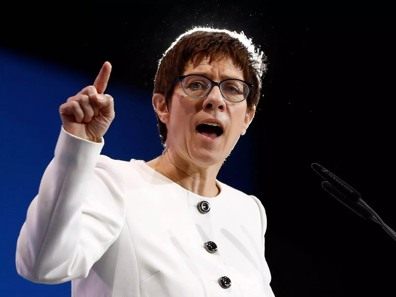 Annegret KrampKarrenbauer, נייַע אַלגעמיינע סעקרעטאַר פון די CDU צוזאַמען מיט Angela Merkel.