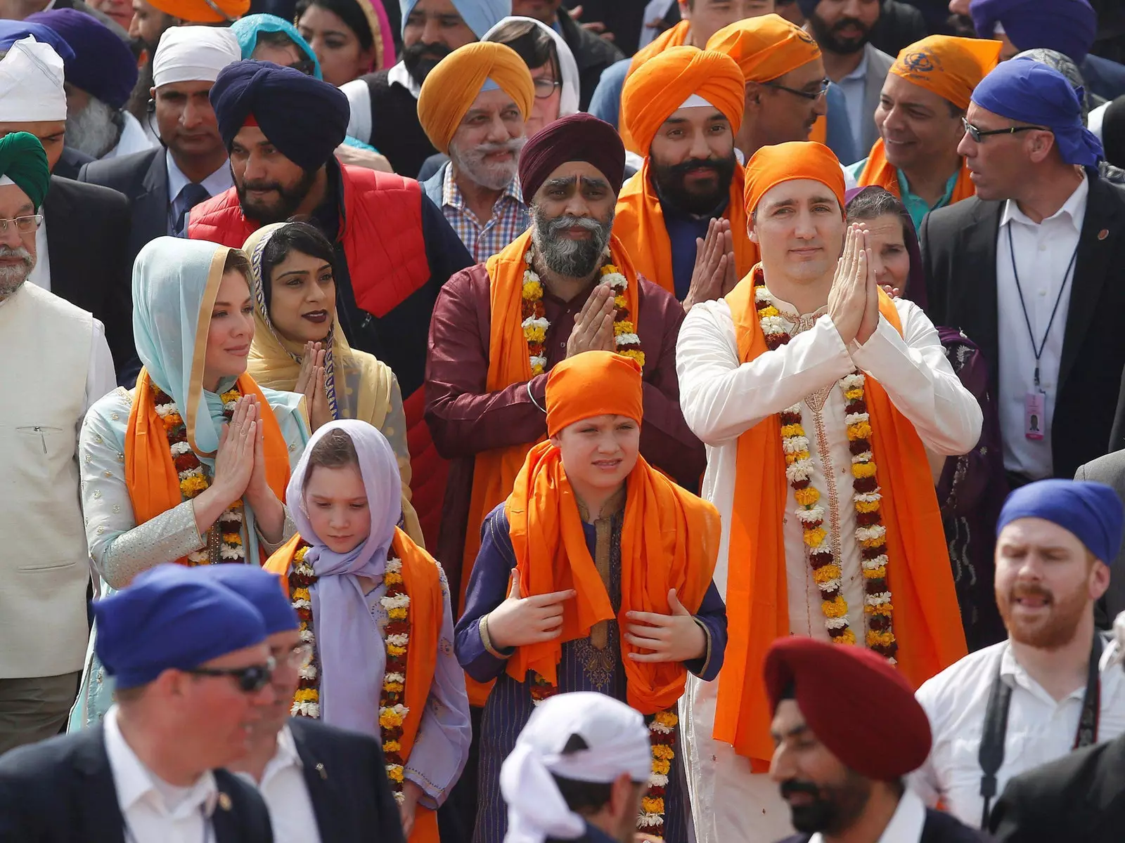 Justin Trudeau na ezinụlọ ya n'oge nleta Golden Temple na Amritsar India.