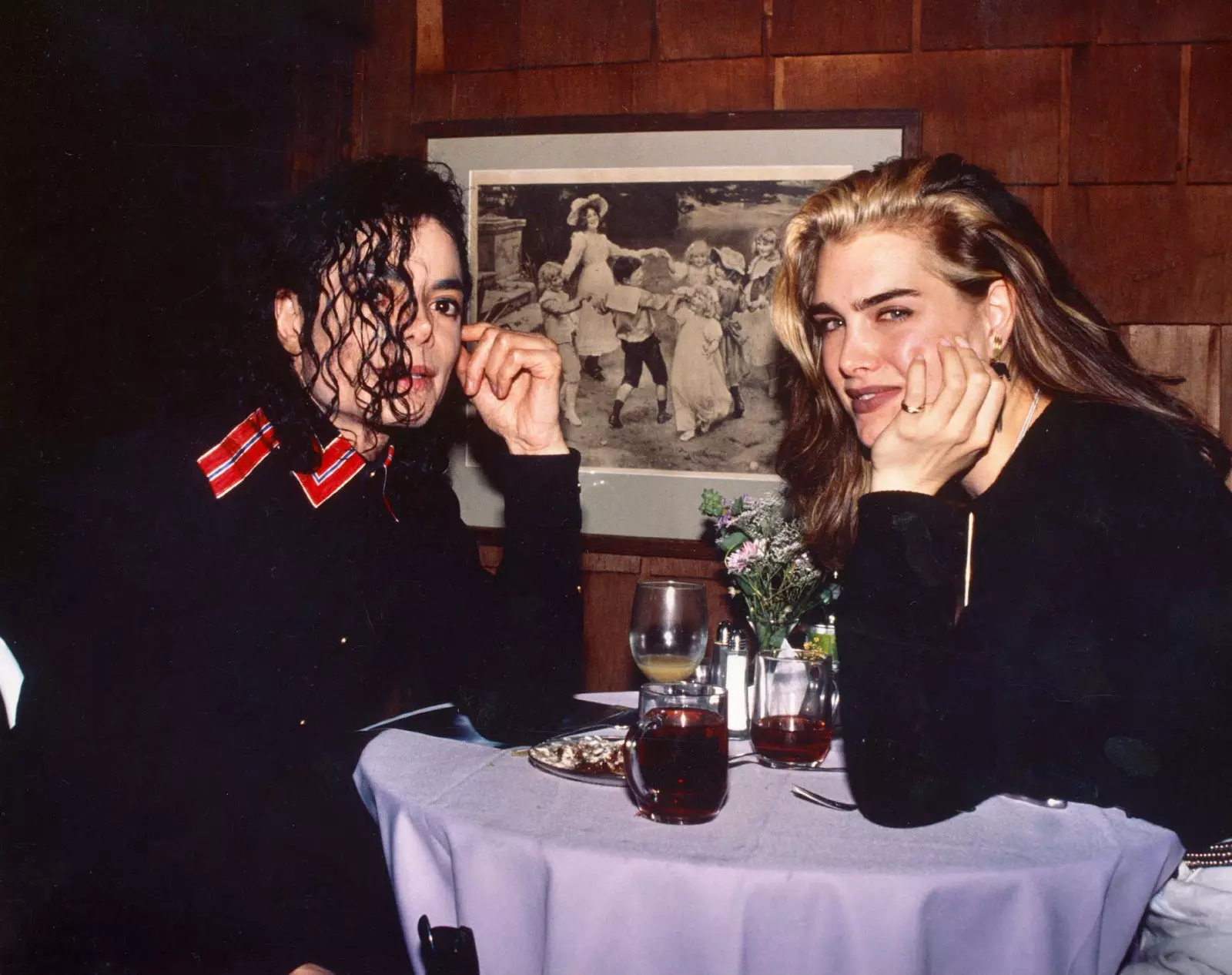 Brooke Shields och Michael Jackson äter middag på en restaurang 1991.