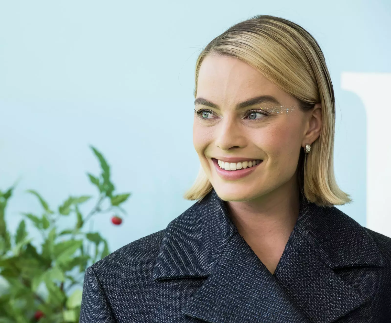 Margot Robbie o kung paano magbenta ng isang serye sa Hollywood sa oras ng pagkakulong