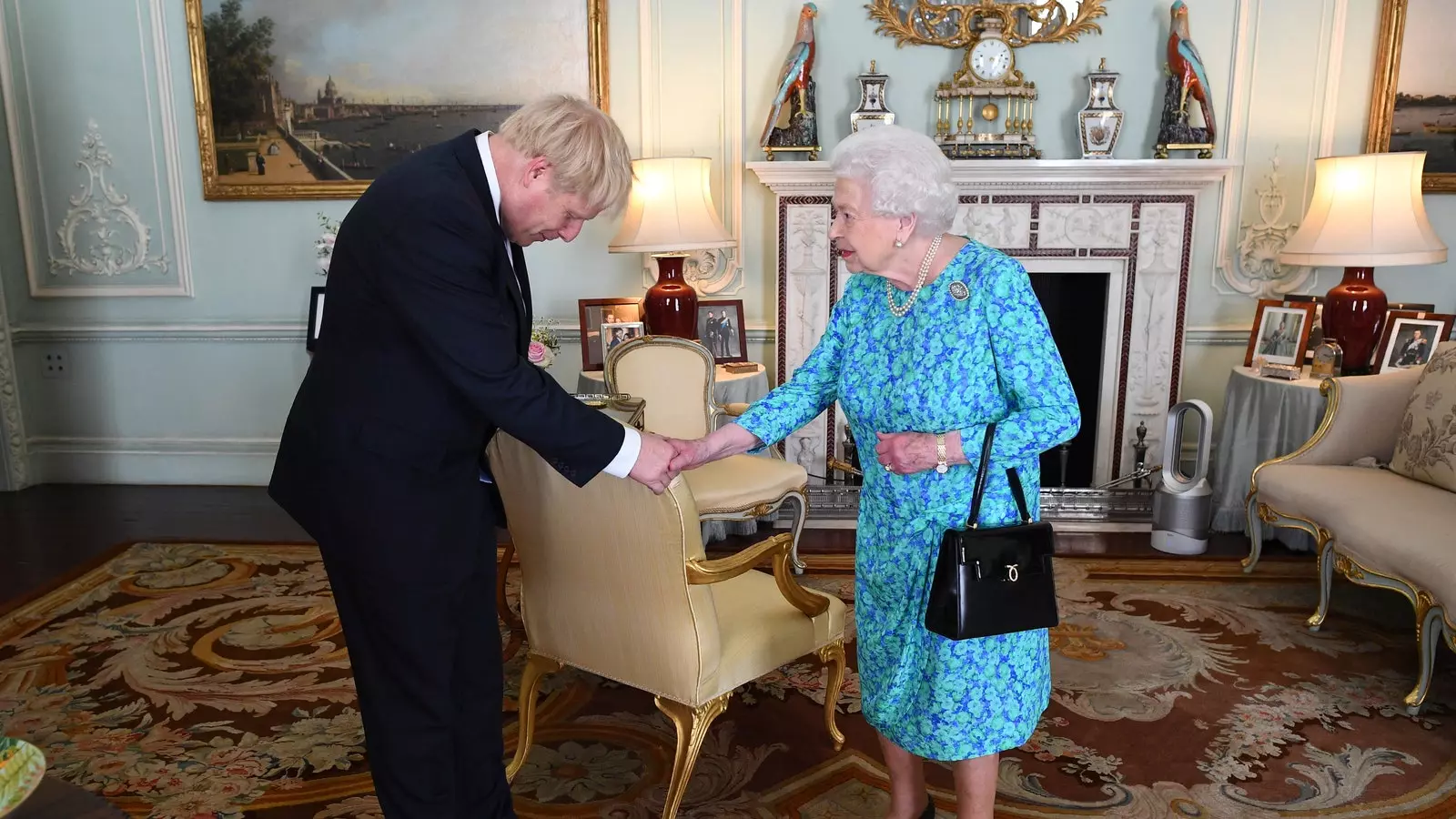 Boris Johnson minutos antes de estragar tudo com a rainha Elizabeth II.