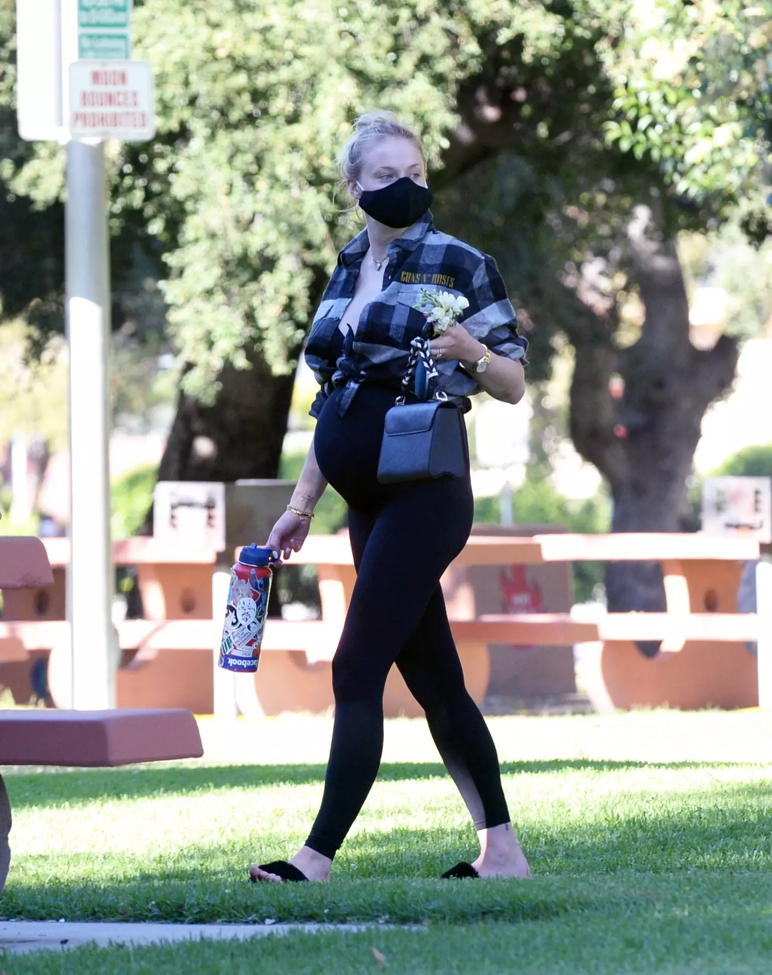 Sophie Turner con una borsa Louis Vuitton in un parco a Los Angeles