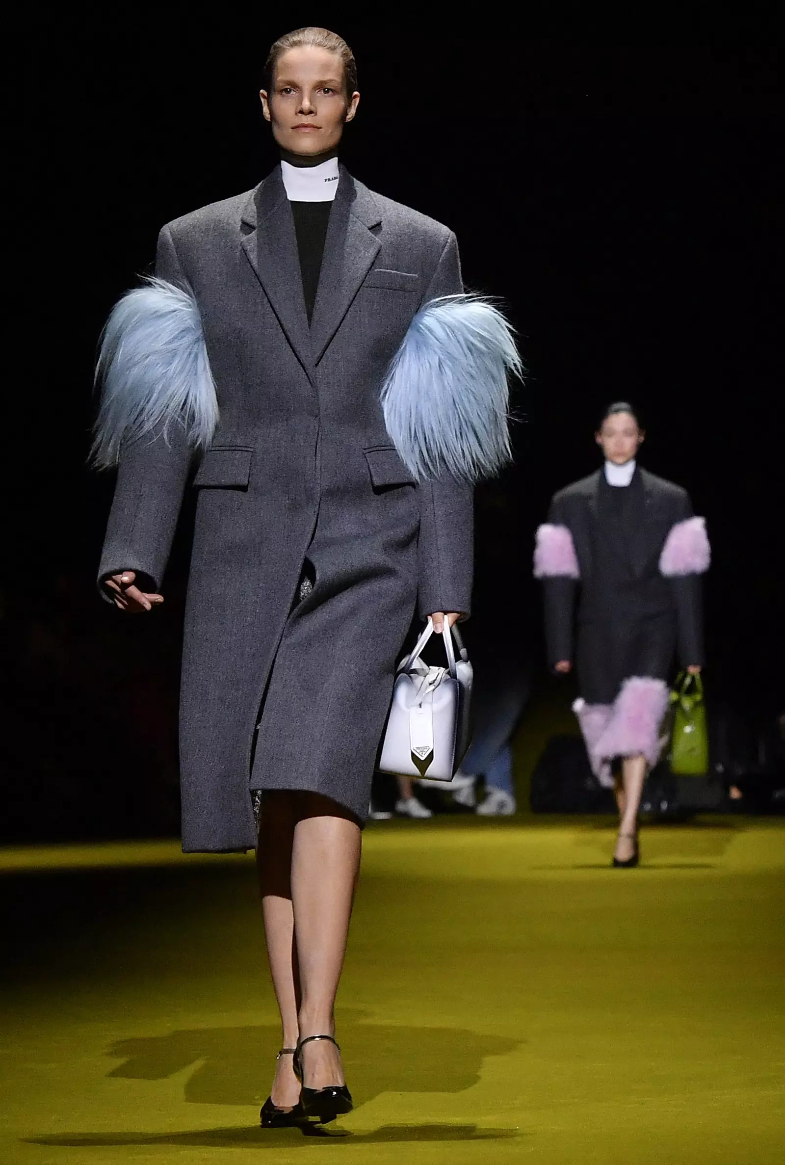 Prada moda desfilea udazken-negu 20222023