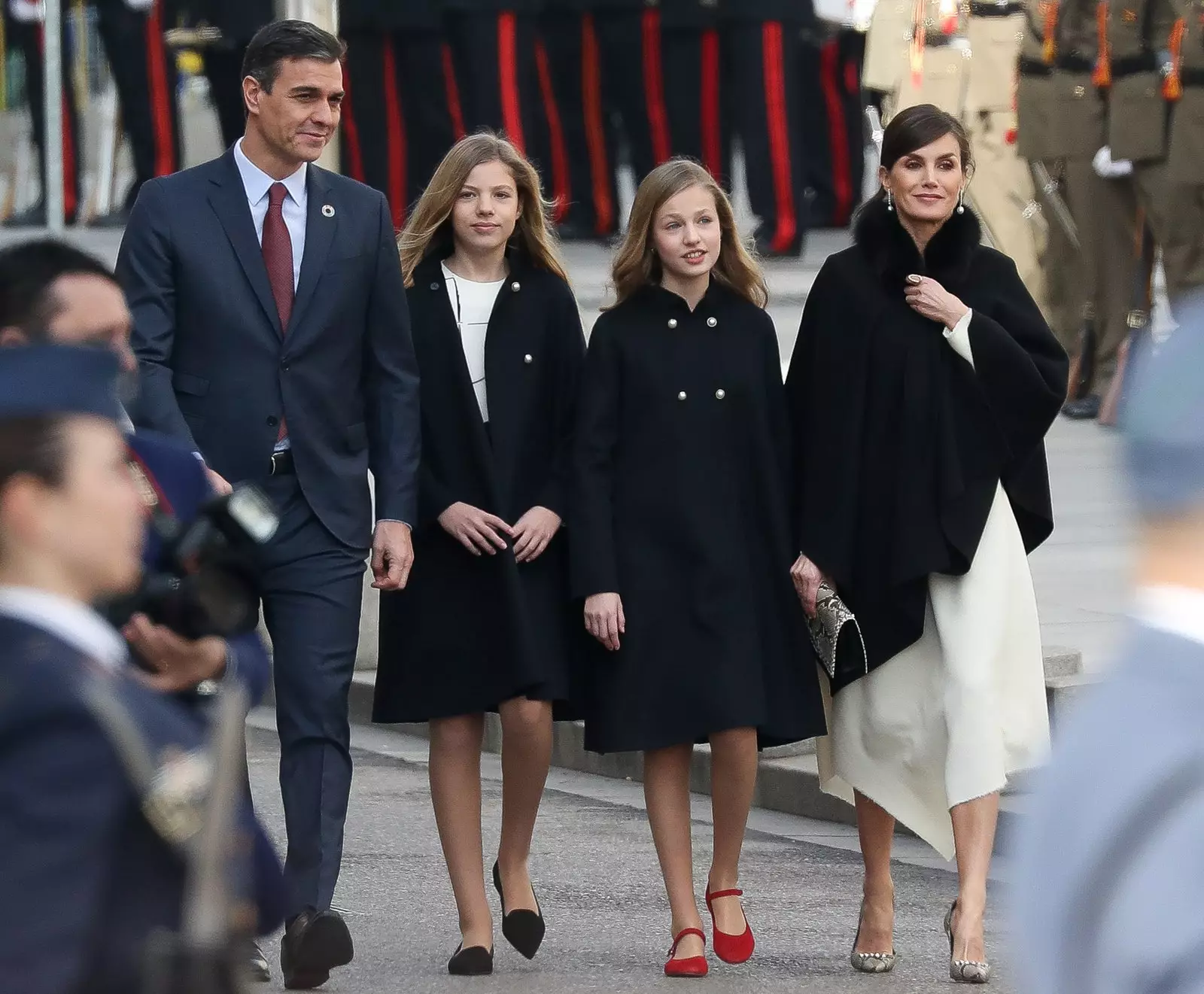 Pedro Sánchez, Infanta Sofia, prinsessa Leonor ja Doña Letizia Cortesin avajaisissa.