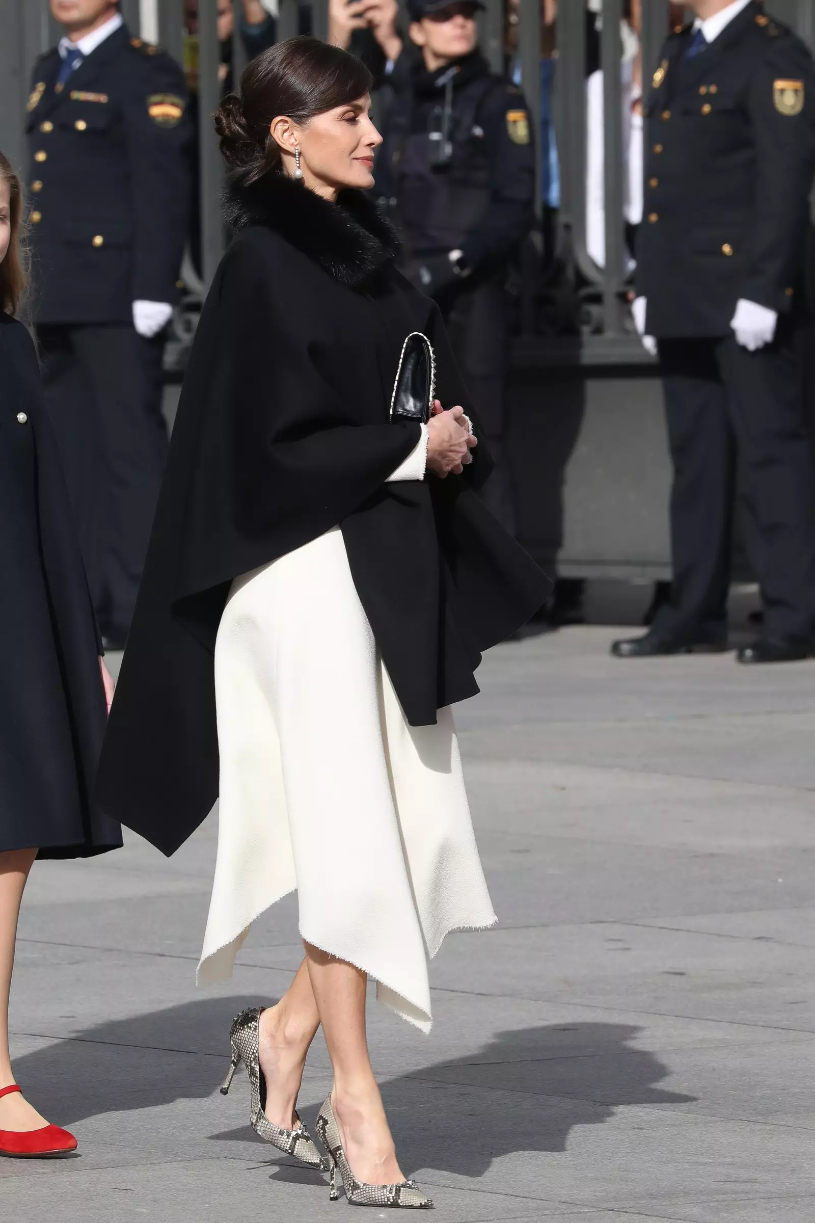 Donya Letizia ms majestuosa que mai amb una capa de Carolina Herrera i vestit blanc