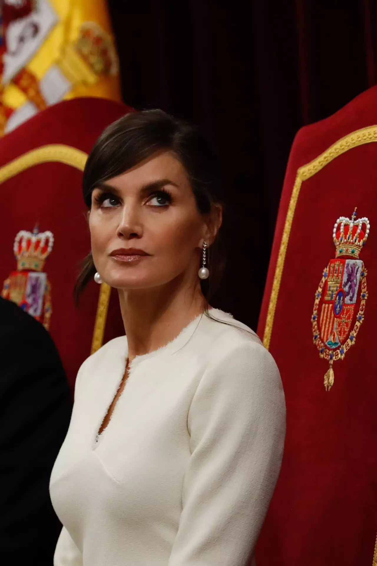 Doña Letizia méi majestéit wéi jee mat enger Carolina Herrera Kaape a wäisse Kleed