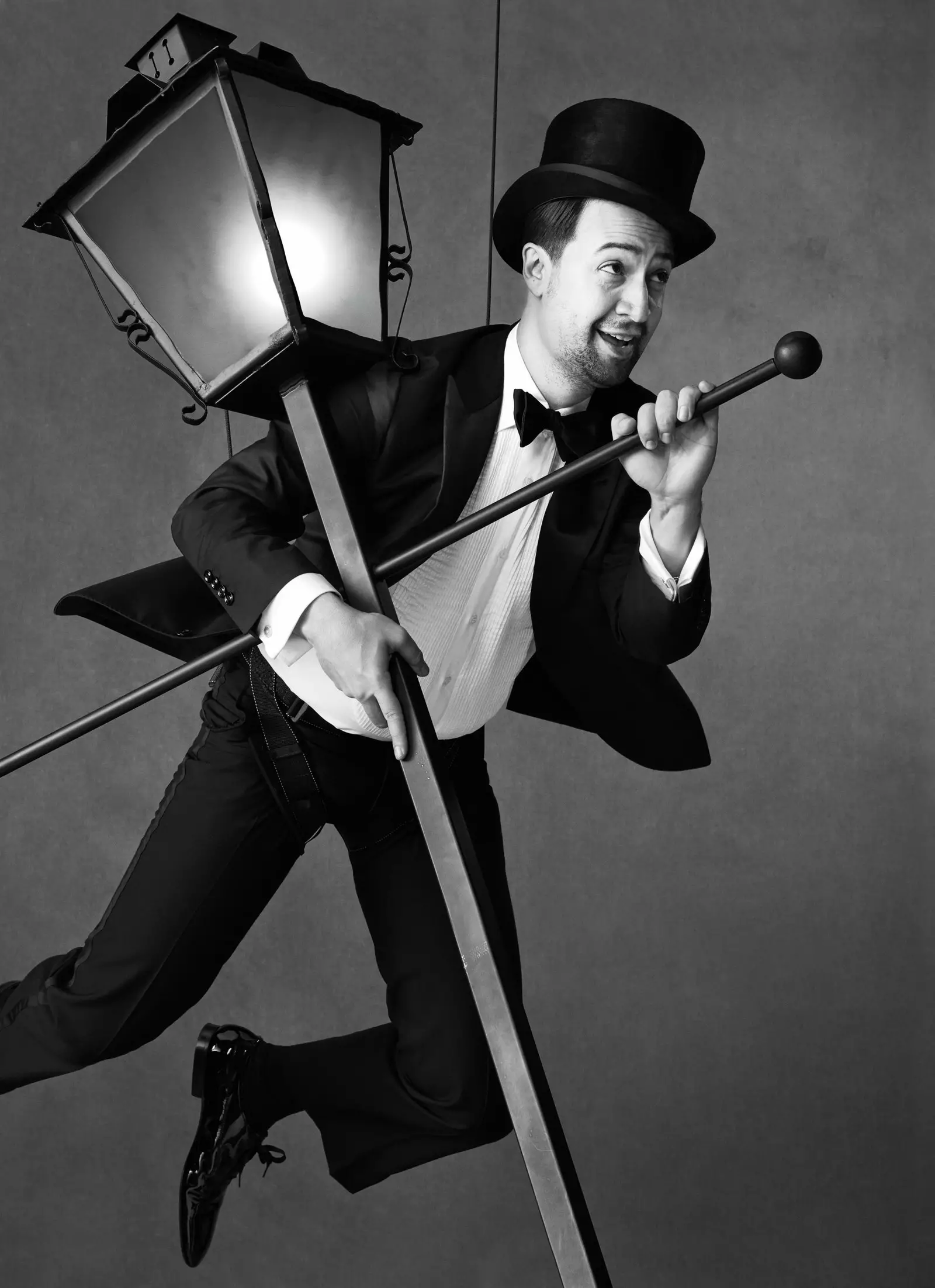 LinManuel Miranda sabon Bert The Chimney Sweep daga Mary Poppins shine mutumin da ya canza Broadway.