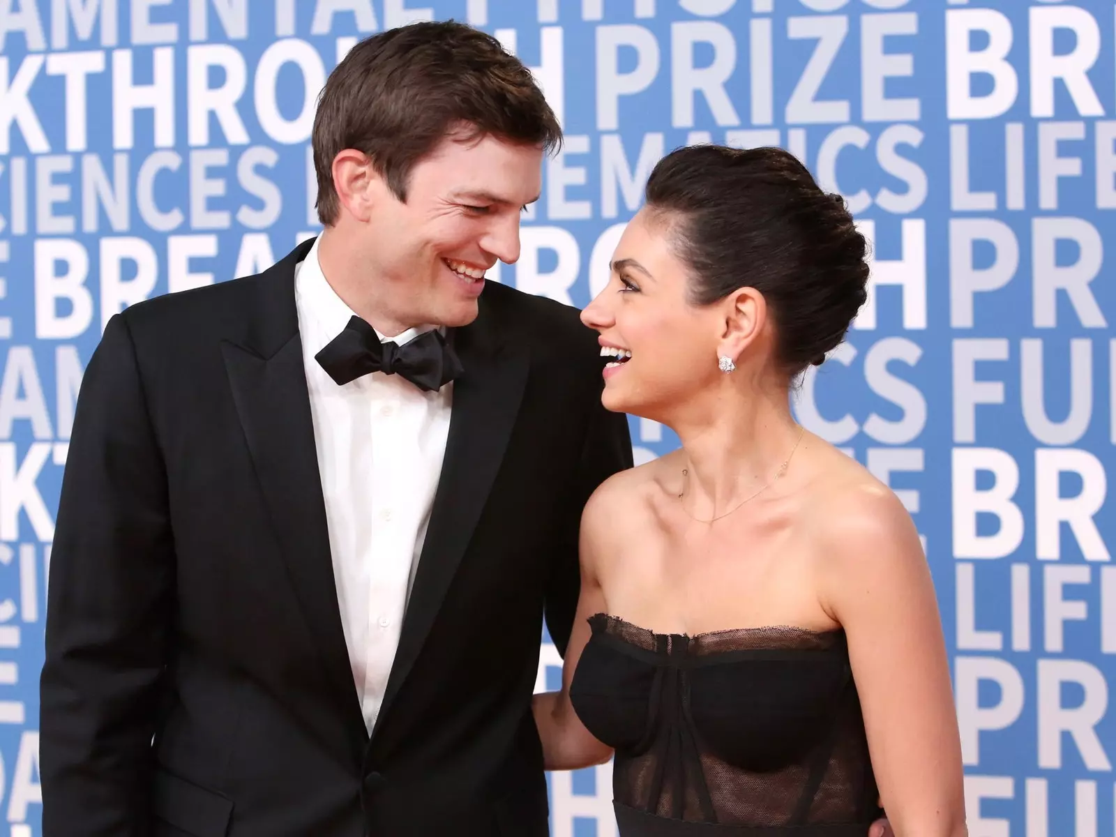 Mila Kunis na Ashton Kutcher na kapeeti uhie mgbe ihe fọrọ nke nta ka ọ bụrụ afọ 20 gasịrị