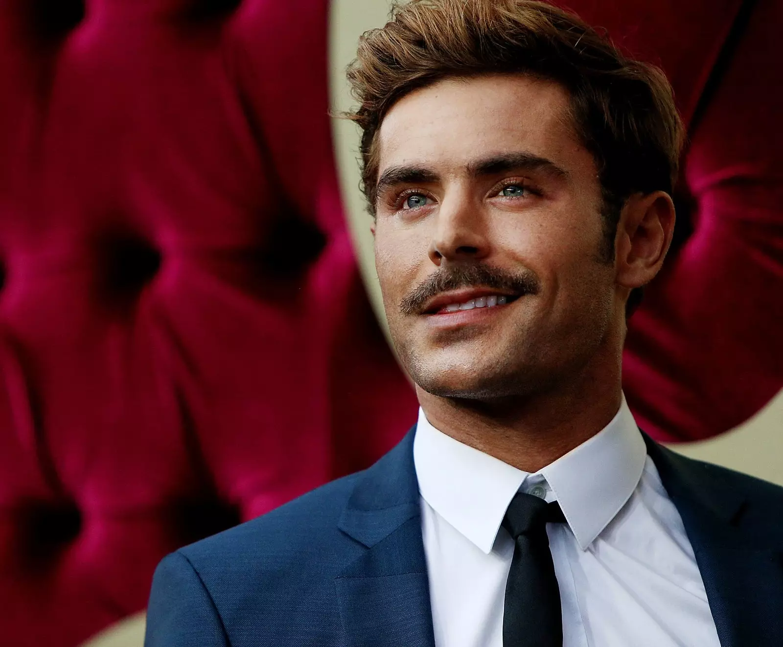 Zac Efron បោះពុម្ព Tweet ជាភាសាអេស្ប៉ាញដែលបញ្ចេញភាពឆ្កួតៗនៅក្នុងបណ្តាញ