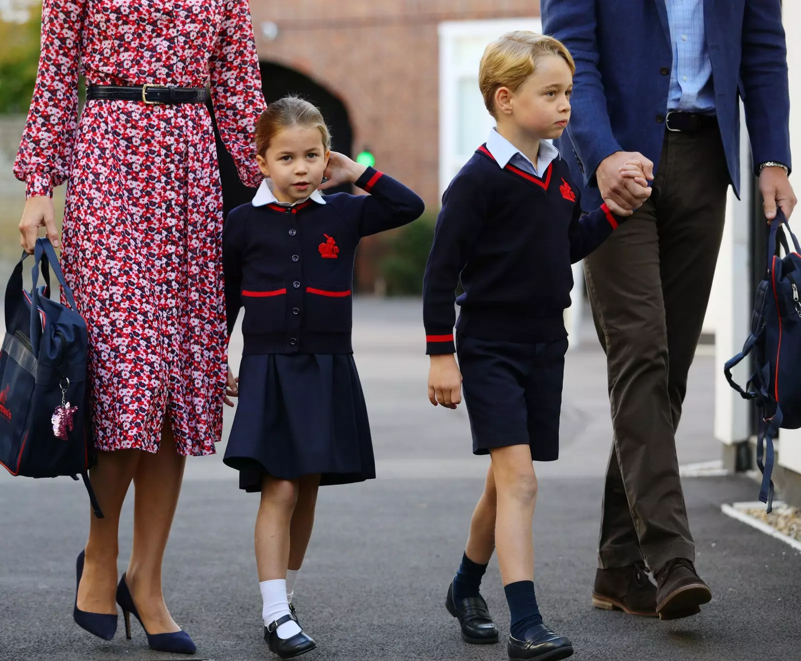 Prinsene George og Charlotte på deres første skoledag.