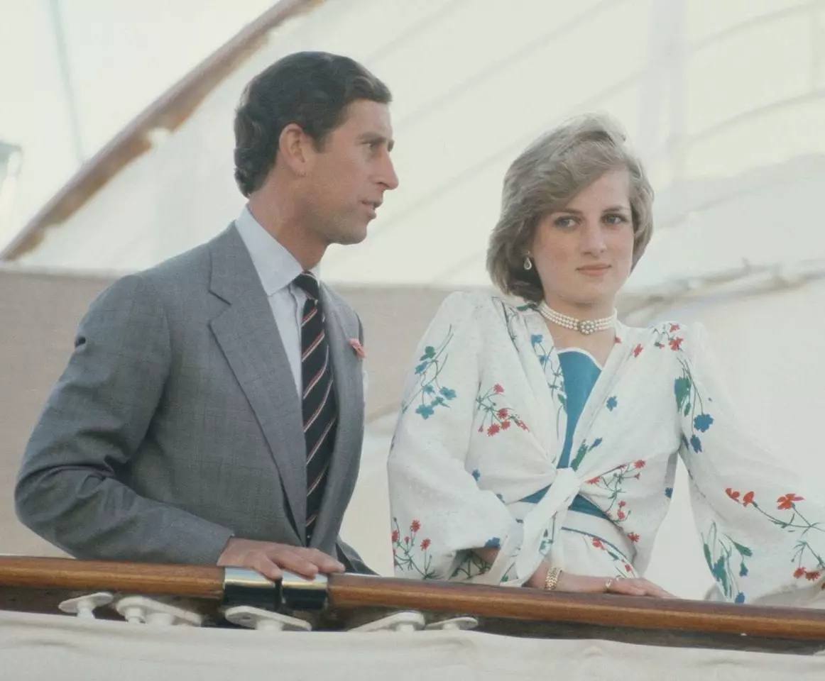 ເຈົ້າຊາຍ Charles ແລະ Diana ແຫ່ງ Wales ໃນ Gibraltar ໃນເຮືອ yacht Britannia ໃນຕອນເລີ່ມຕົ້ນການ honeymoon ຂອງເຂົາເຈົ້າໃນເດືອນສິງຫາ 1981.