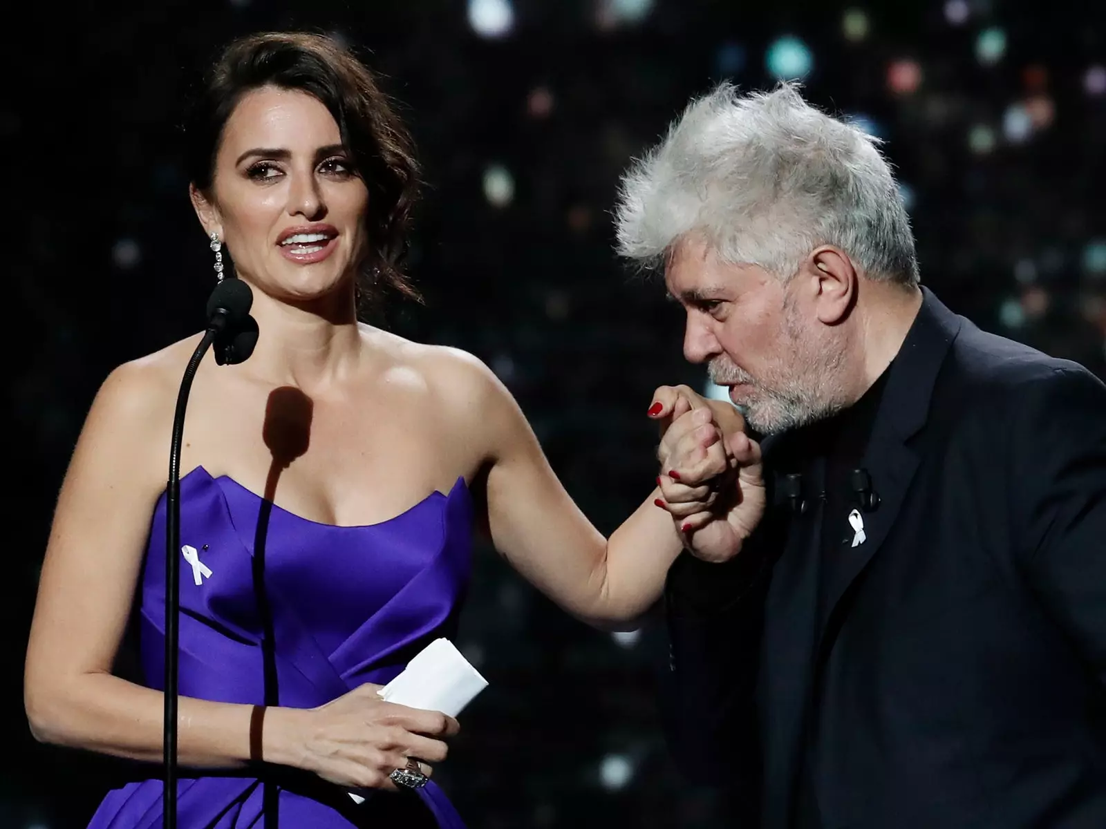 Pedro Almodóvar et Penlope Cruz à la dernière édition des Csar Awards où l'actrice a reçu le Csar d'honneur pour...