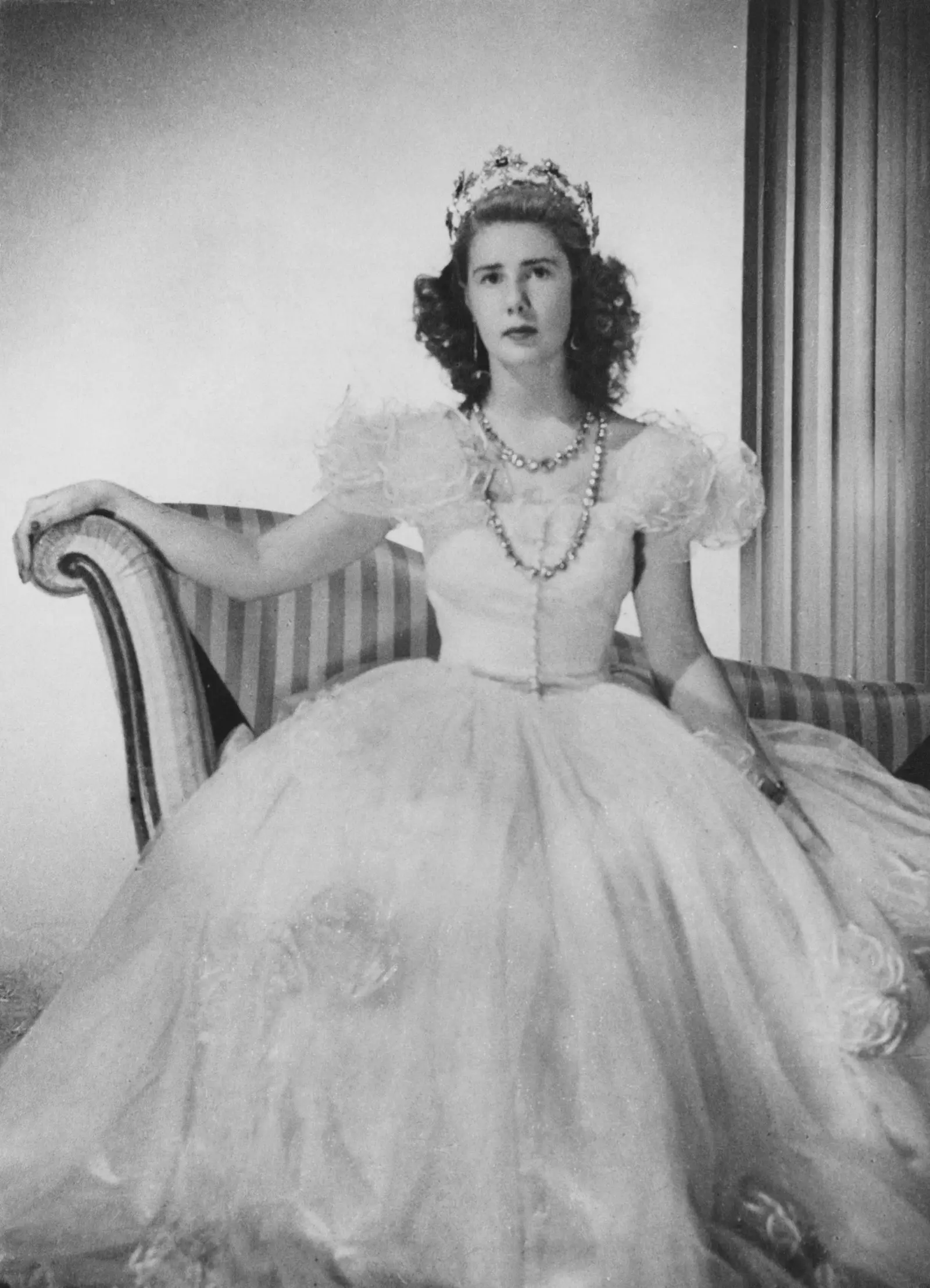 Die Herzogin von Alba fotografierte 1947 mit der herzoglichen Smaragd-Tiara des Hauses Alba.