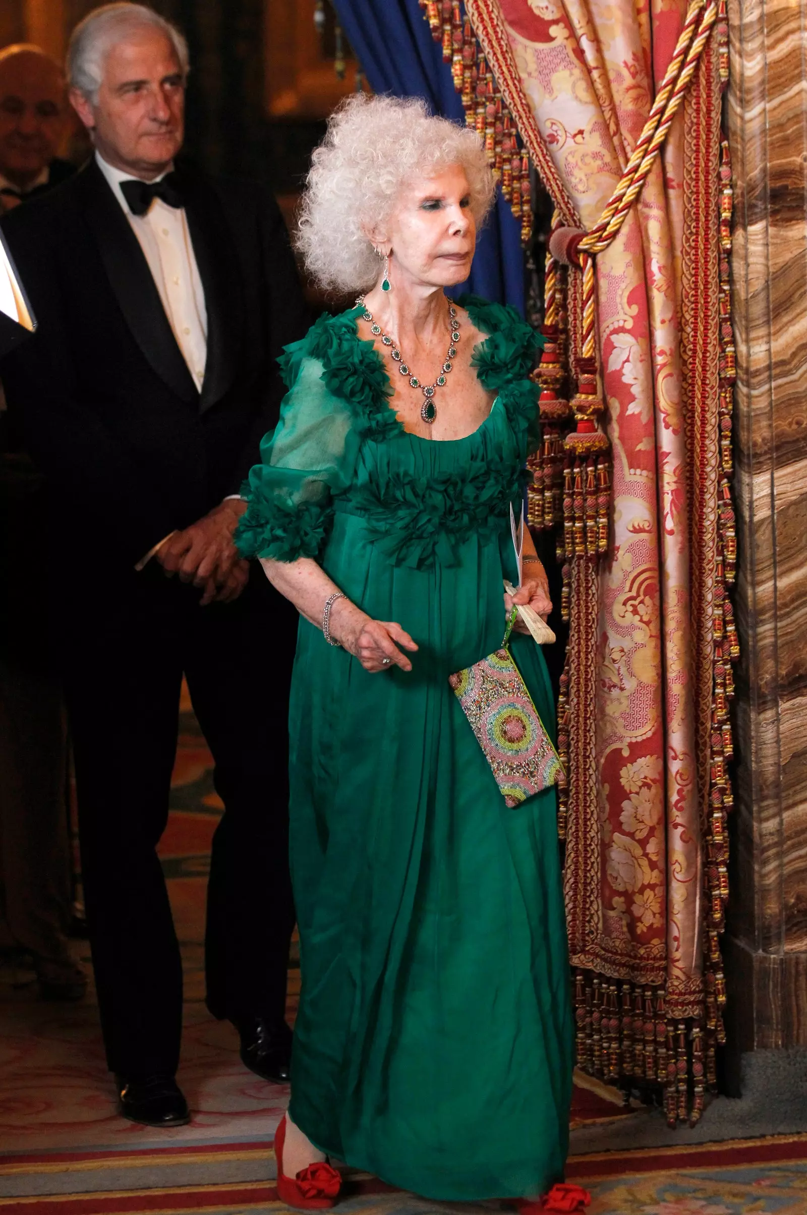 Ang Duchess of Alba nga adunay Imperial Emerald nga kwintas sa Royal Palace sa Madrid sa okasyon sa pagbisita sa ...