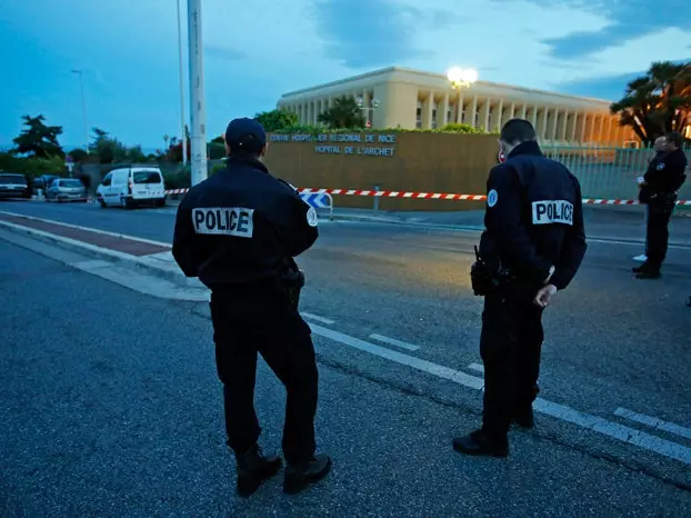 La policia envolta l'hospital on Hlène Pastor va rebre els trets.