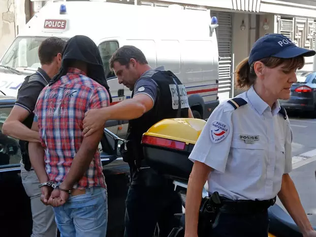 המשטרה הצרפתית מגיעה עם אחד משני החשודים לבית המשפט במרסיי ביוני 2014.