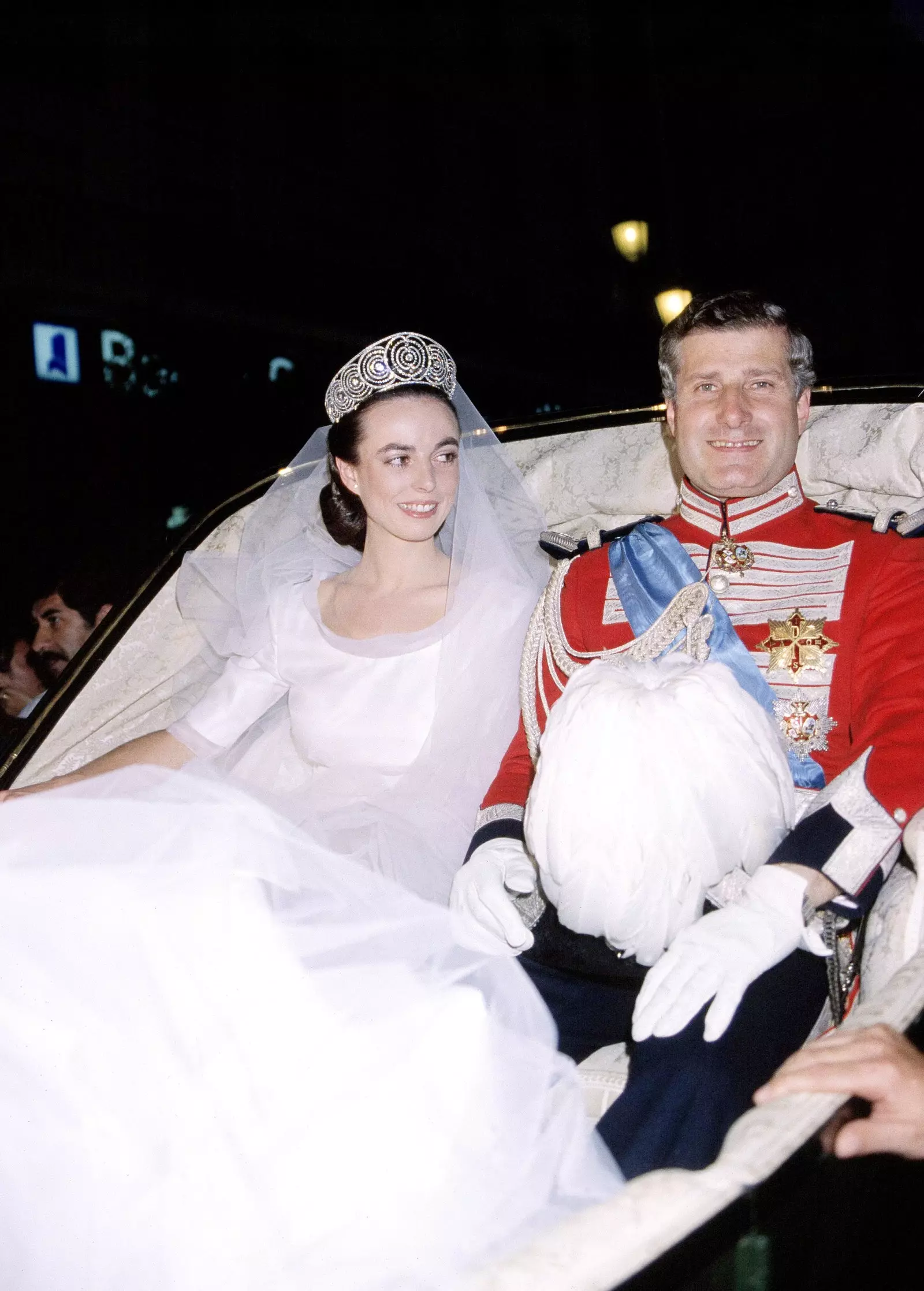 Le duc et la duchesse de Huscar en calèche peu après leur mariage au maître-autel de la cathédrale de Séville.