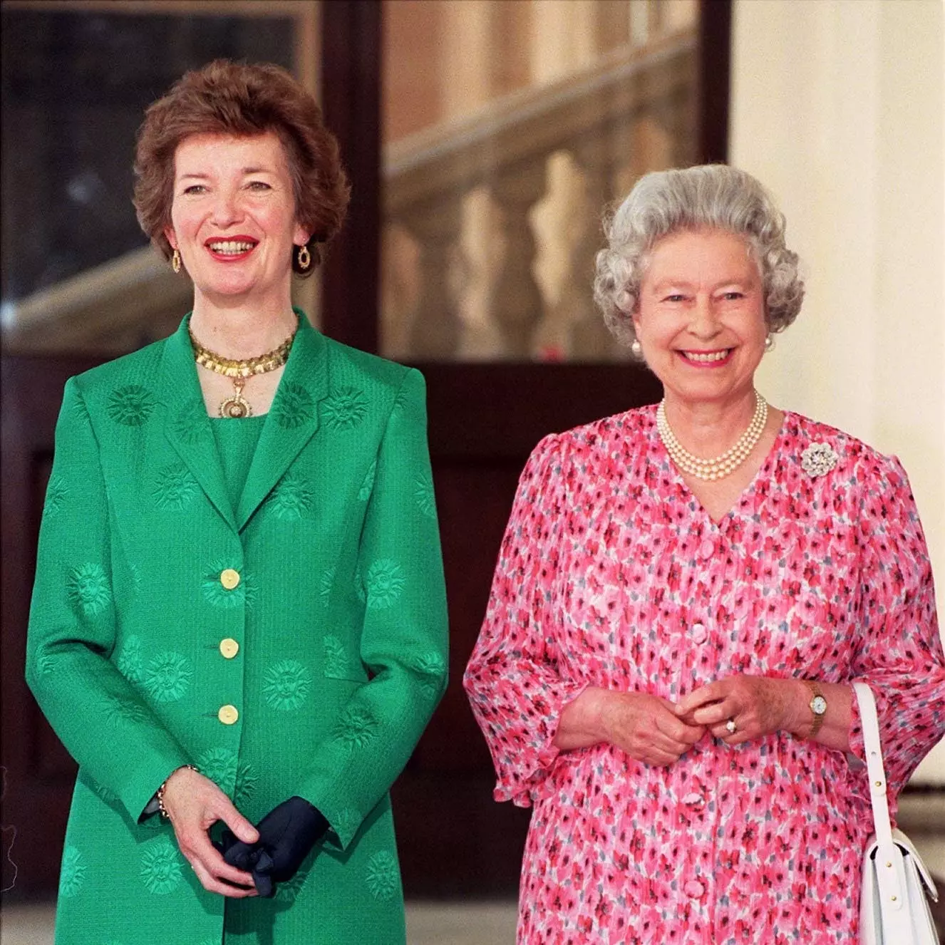 Mary Robinson i królowa Elżbieta II na zdjęciu, które przeszło do historii.