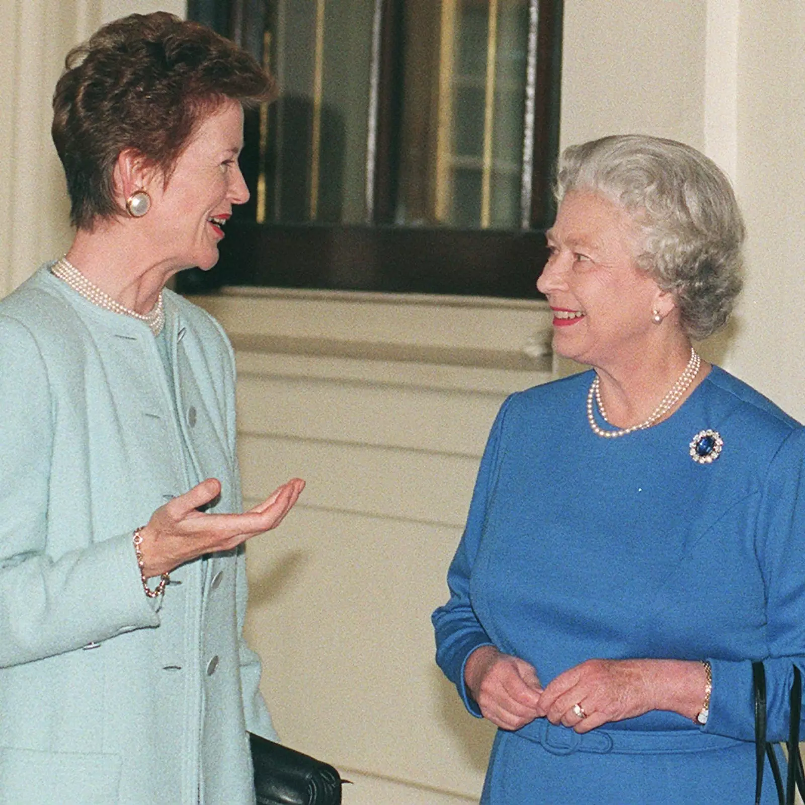 ราชินีกับโรบินสันเมื่อตอนที่เธอดำรงตำแหน่งข้าหลวงใหญ่สิทธิมนุษยชนแห่งสหประชาชาติ