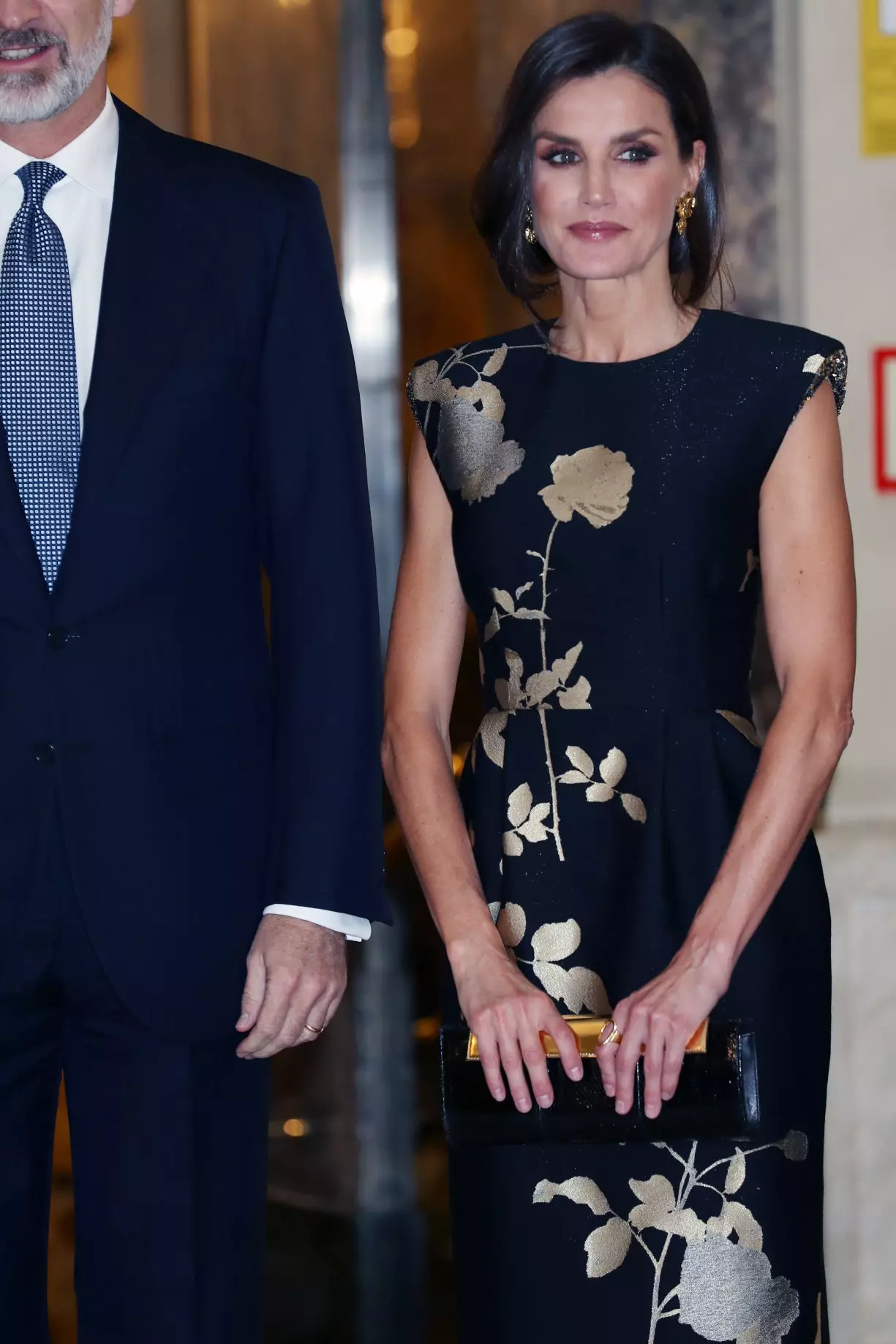 Regina Letizia surprinde cu un „fake bob” și o rochie florală foarte elegantă de Dries Van Noten la un premiu de jurnalism