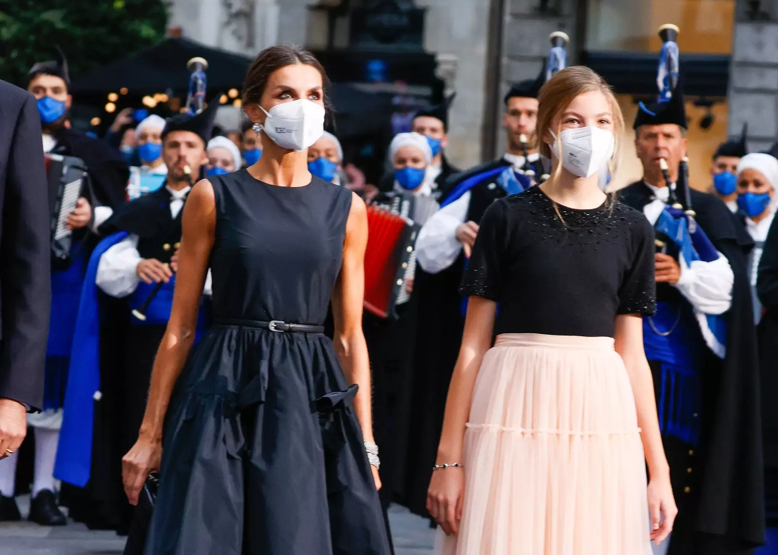 D'Kinnigin Letizia an d'Infanta Sofia mat hirer Mamm Pullover bei den 2021 Prinzessin vun Asturias Awards.