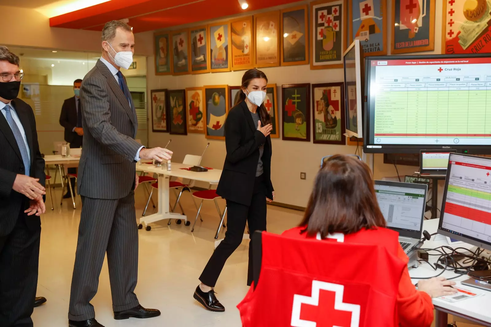 莱蒂齐亚和费利佩访问红十字会支持乌克兰难民