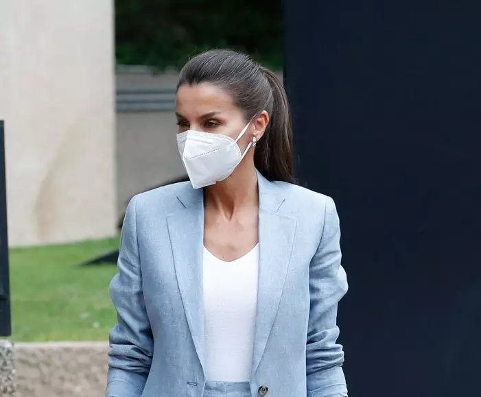 La reine Letizia en robe bleue Adolfo Domínguez et accessoires Magrit.