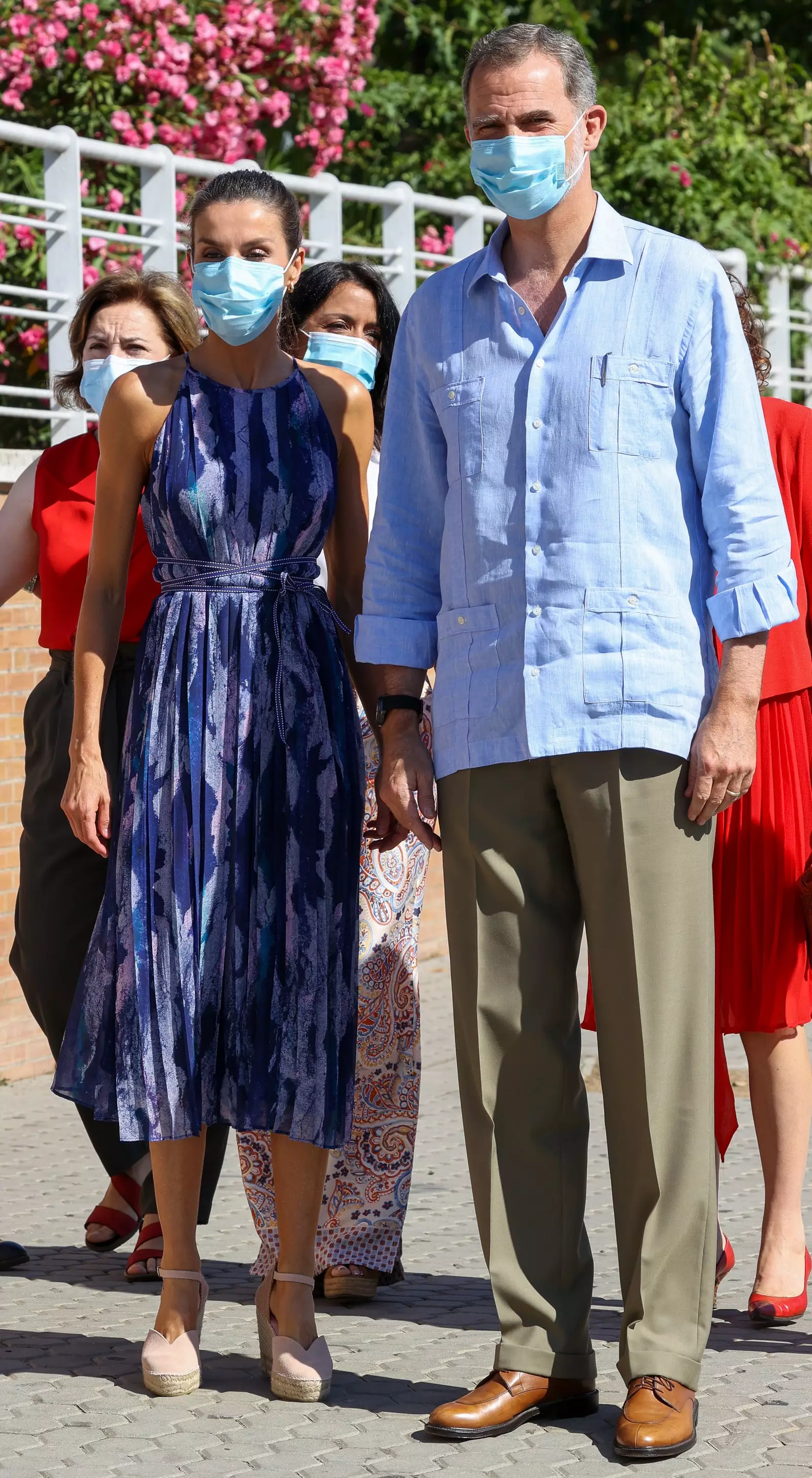 सेभिलको लेटिजिया स्पेनिस फेसनको समर्थनमा एडोल्फो डोमिन्गुएजको अचम्मको प्रिमियर पोशाक हो।