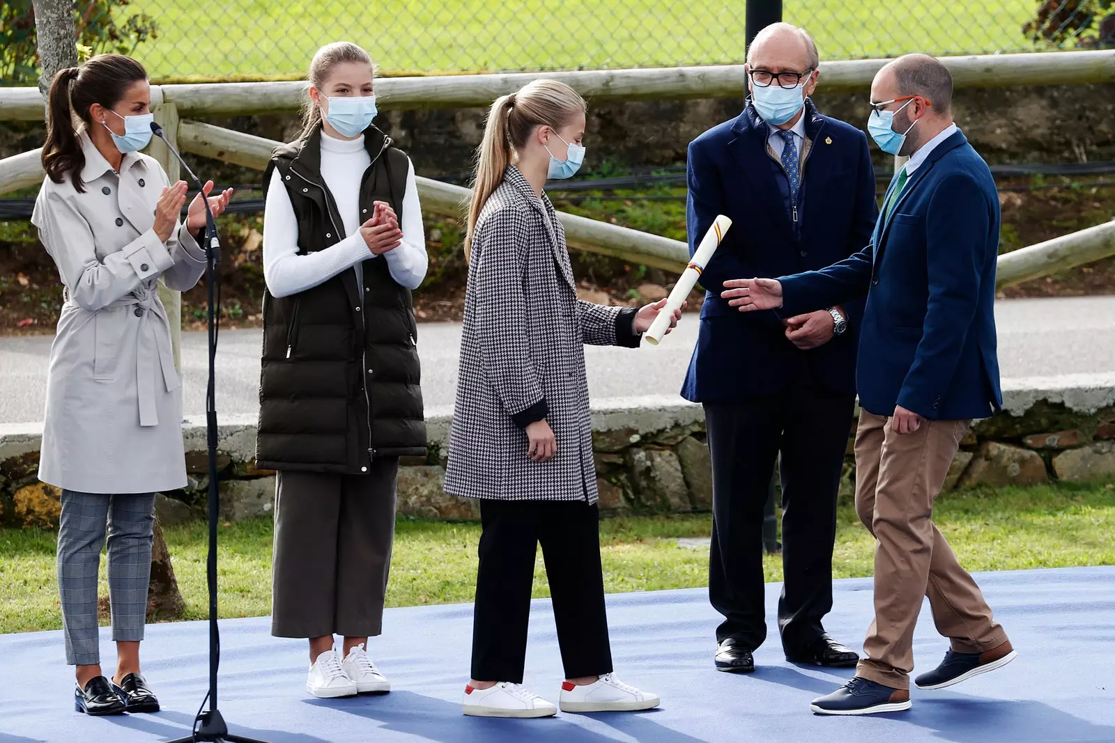 Prinsessen overrækker prisen til myndighederne i Somao.