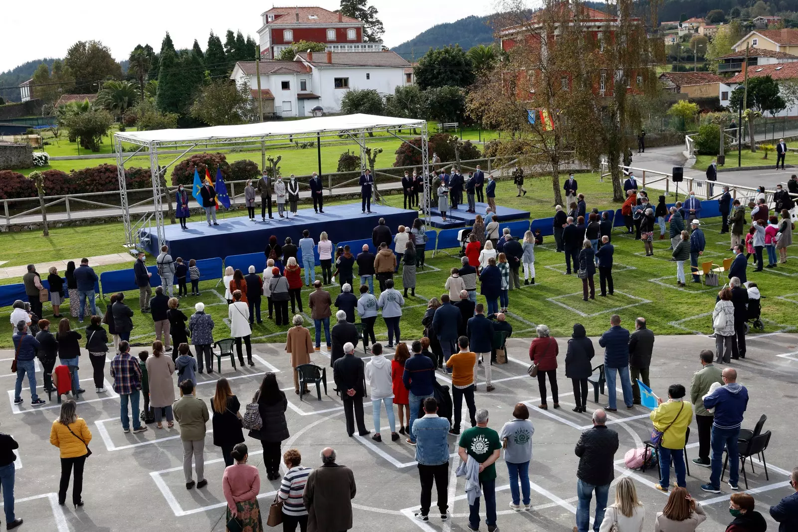 Летиција со мокасини им дава важност на ќерките со предимензионален блејзер и елек со пердуви