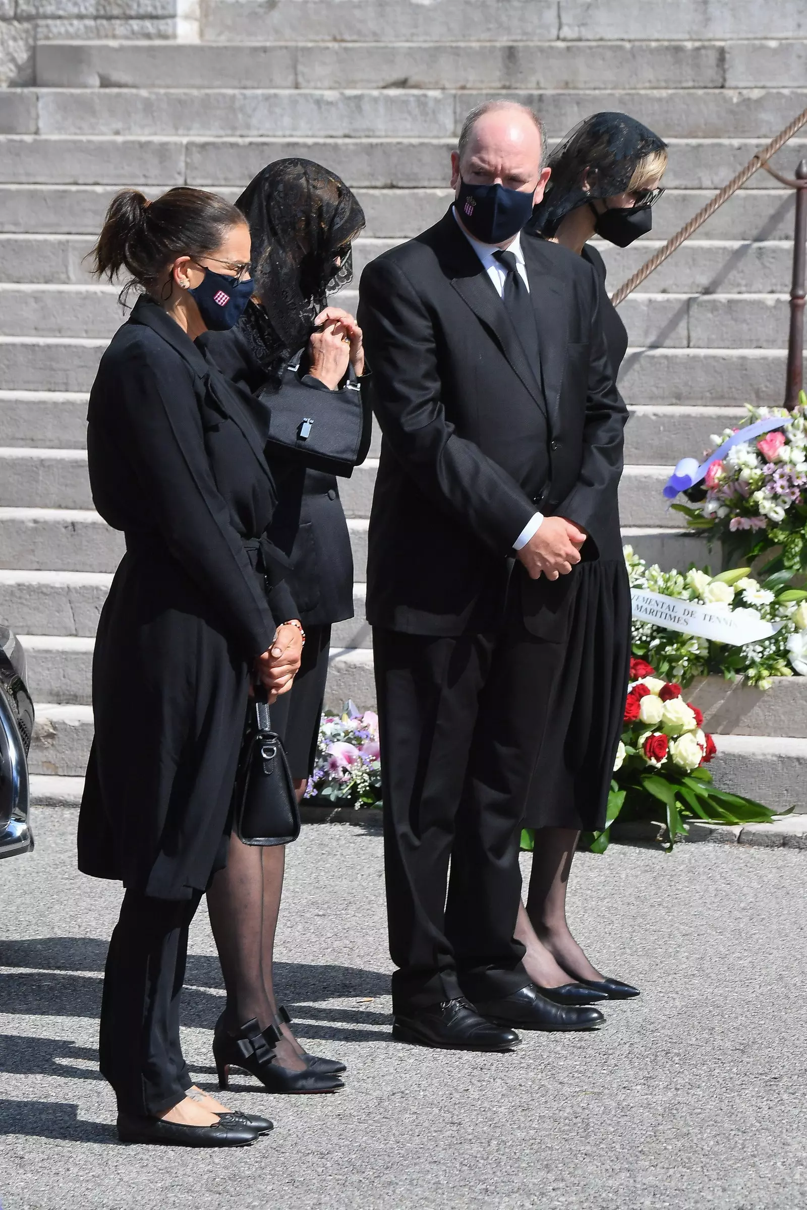 Die Prinzen Albert und Charlene mit Stephanie und Caroline von Monaco bei der Beerdigung von Baroness ElisabethAnne de Massy