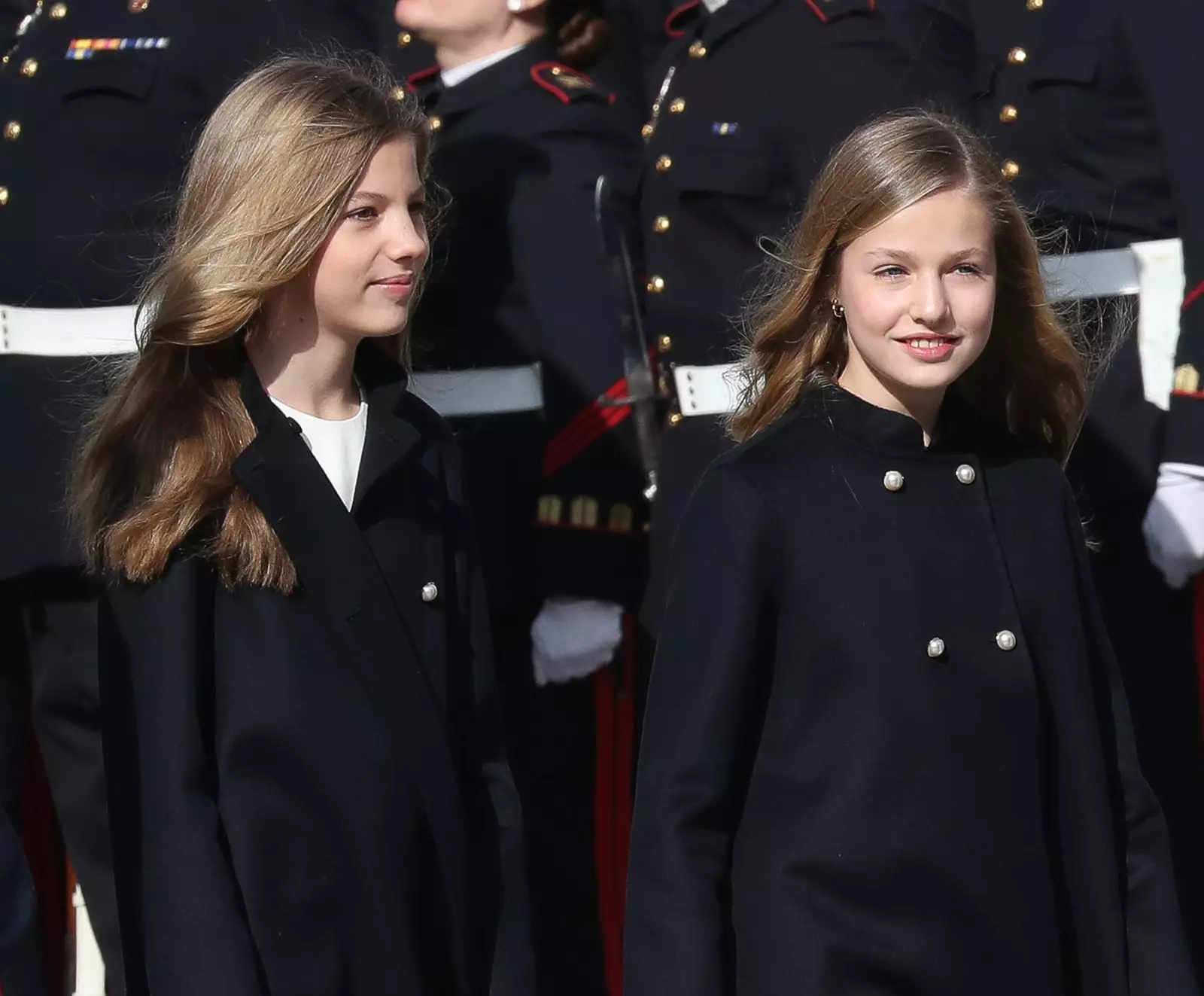 Prinsesse Leonor skinner i rødt sammen med dronning Letizia og hendes søster Sofia ved åbningen af Cortes