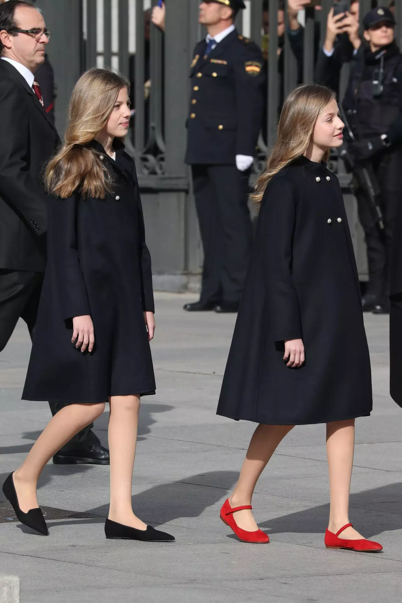 Prinsesse Leonor skinner i rødt sammen med dronning Letizia og hendes søster Sofia ved åbningen af Cortes