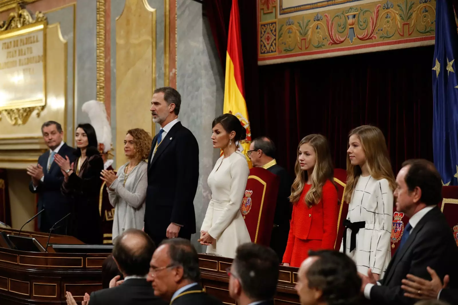 Prensès Leonor klere an wouj ak Rèn Letizia ak sè l Sofia nan ouvèti Cortes la