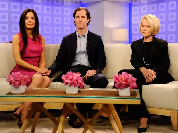 Ruth Madoff bersama anaknya Andrew dan tunangnya Catherine Hooper di set televisyen pada tahun 2011