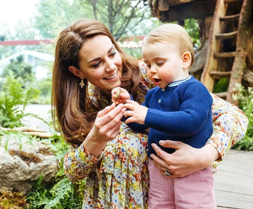 ルイ王子はケイトミドルトンの庭で彼の最初の一歩を踏み出します