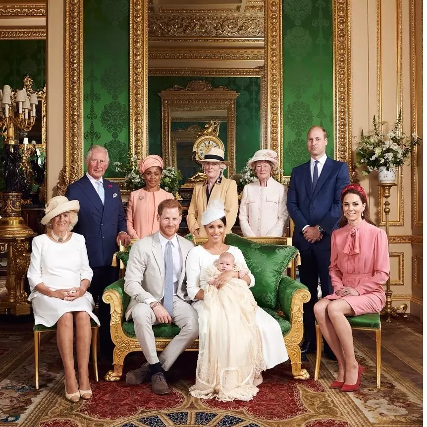 Meghan dan Pangeran Harry membaptis Archie tanpa ratu tetapi dengan saudara perempuan Putri Diana