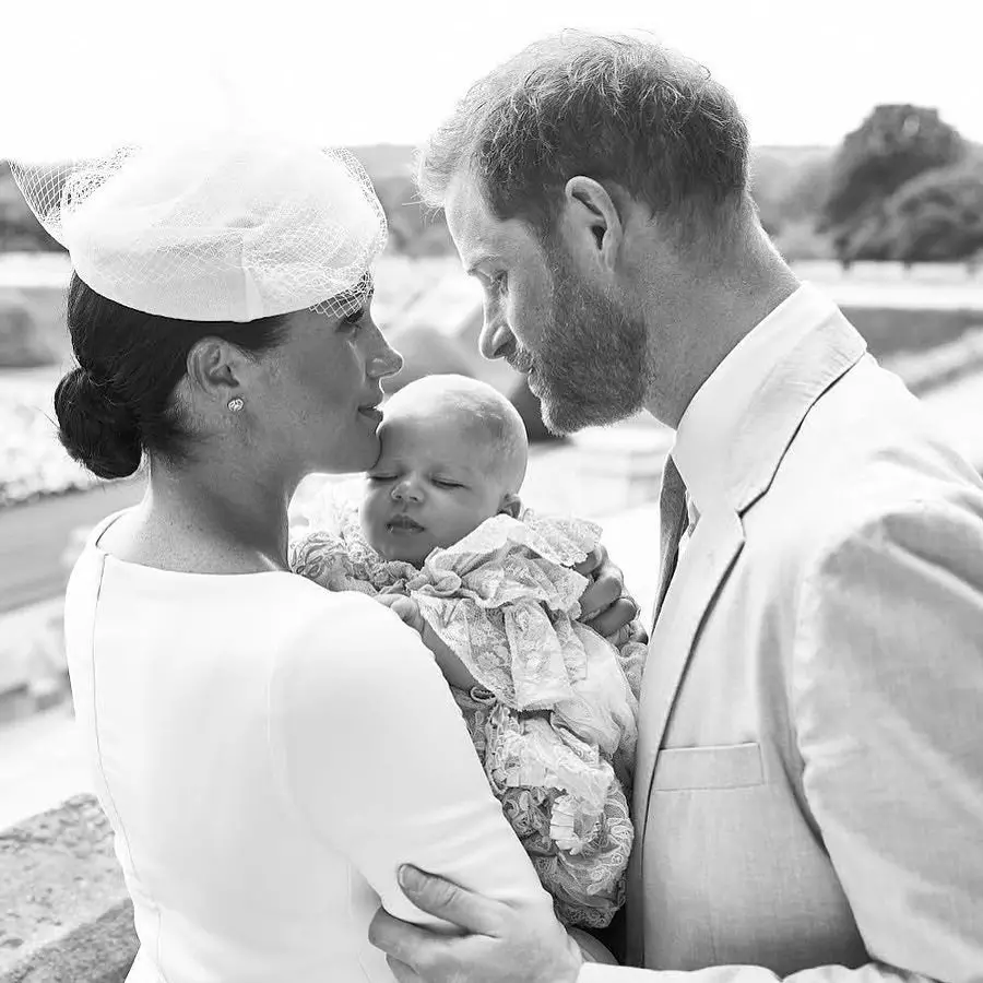 Meghan dhe Princi Harry pagëzojnë Archie-n pa mbretëreshën, por me motrat e Princeshës Diana