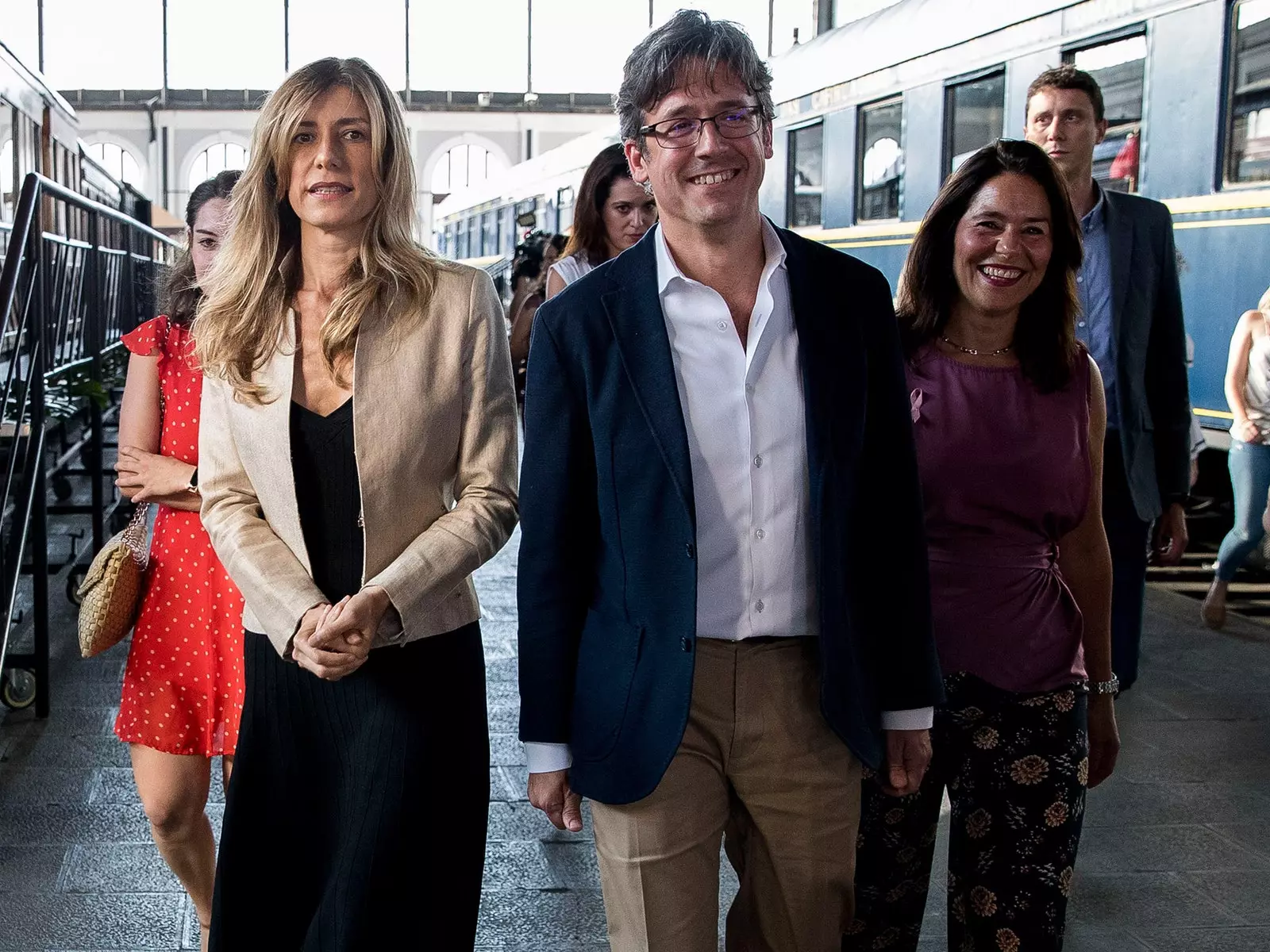 Begoña Gómez bersama Eva Carrasco dan Juan de la Haba.