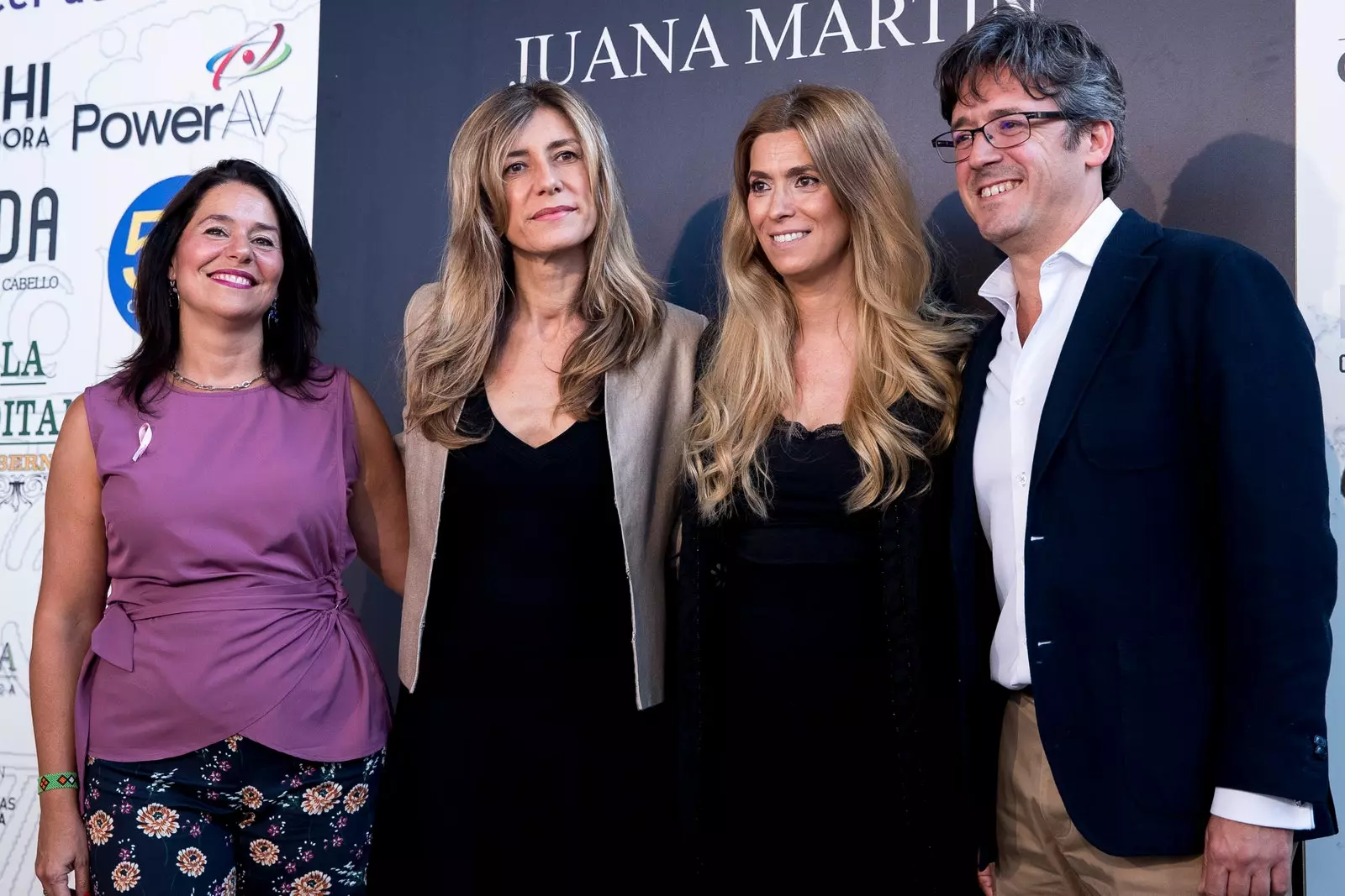 Begoña Gómez dan Juana Martín bersama-sama dengan Eva Carrasco dan Juan de la Haba.