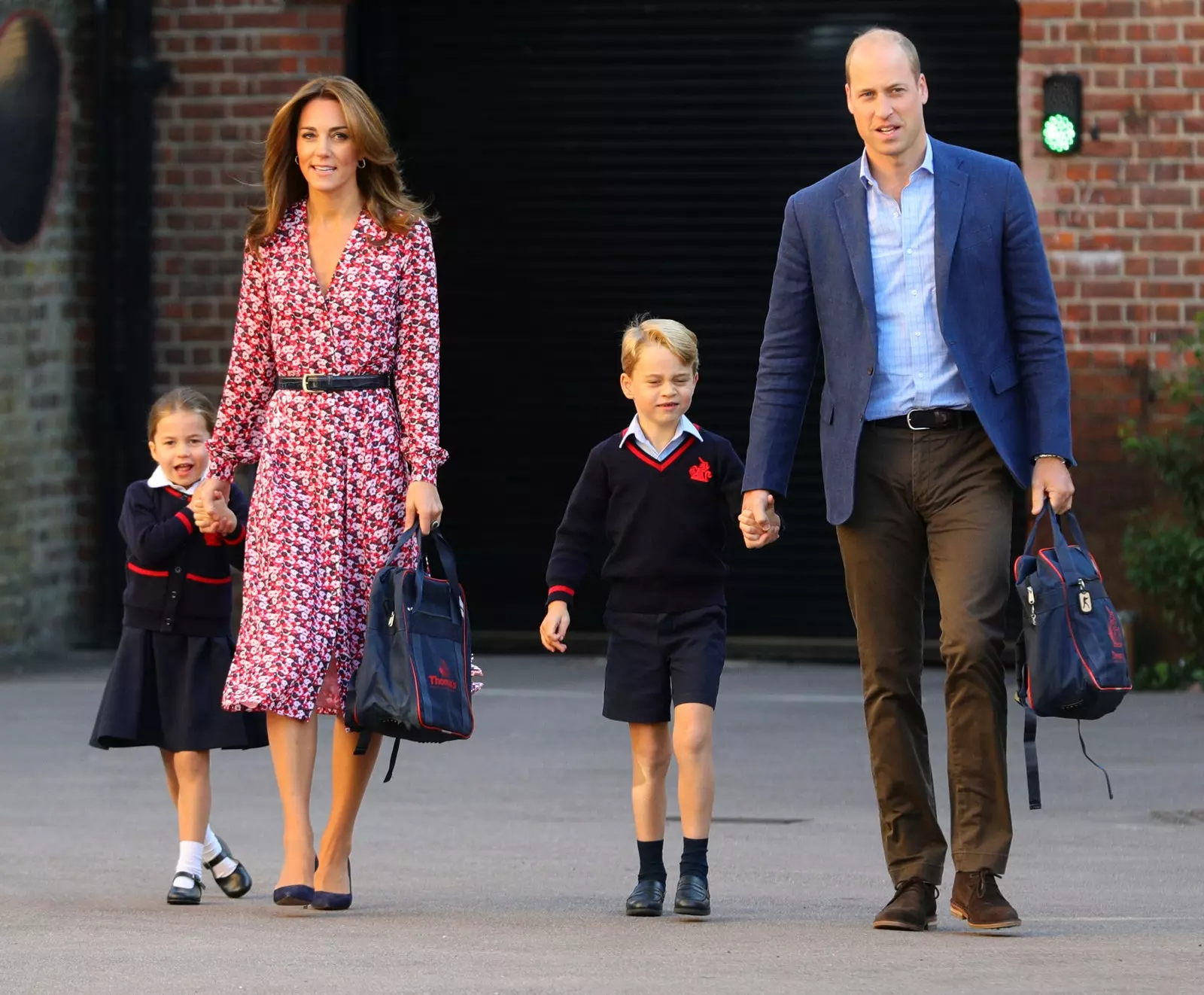 Kate Middleton en Prins William mei har bern George en Charlotte op har earste dei fan skoalle.