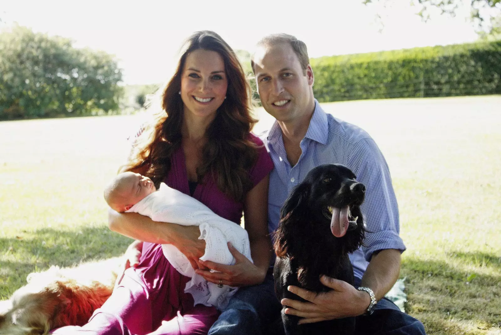 Prins William en Kate Middleton mei lytse George yn har earms en Lupo syn cocker spaniel yn 2013.