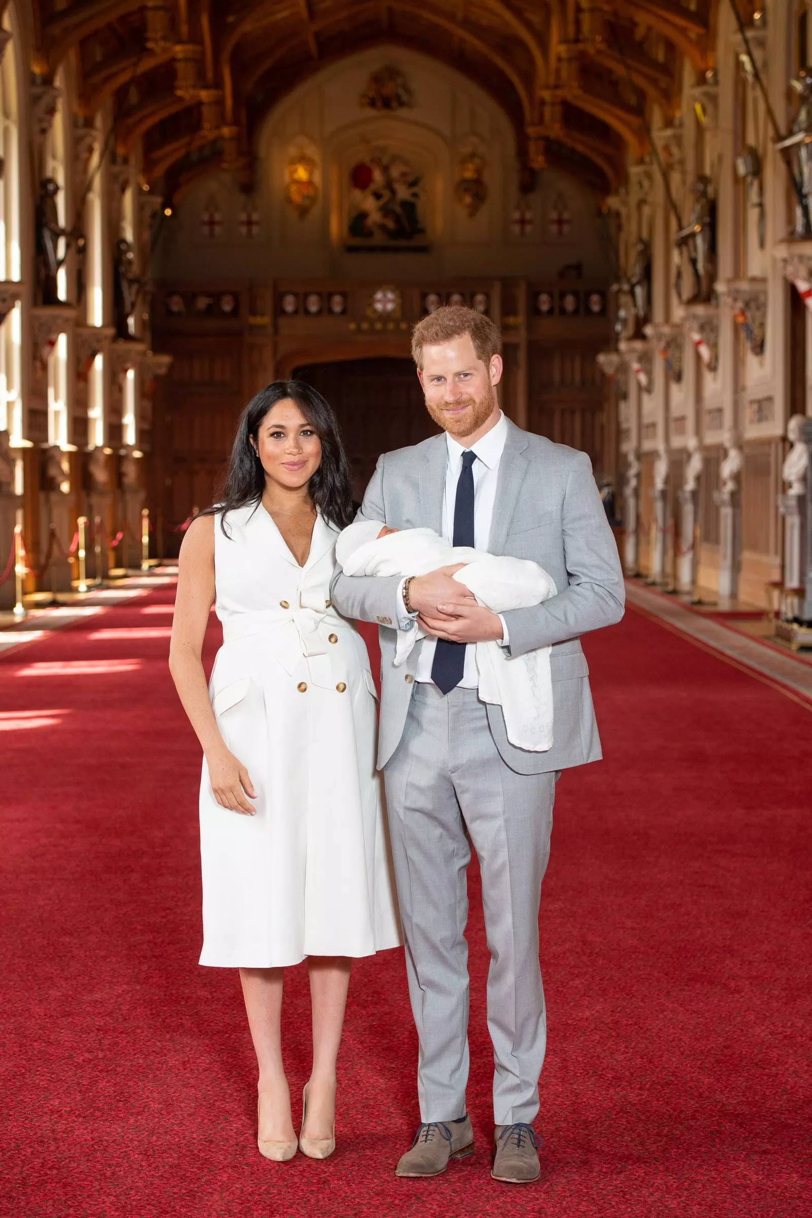 Meghan Markle i książę Harry z synem w ramionach