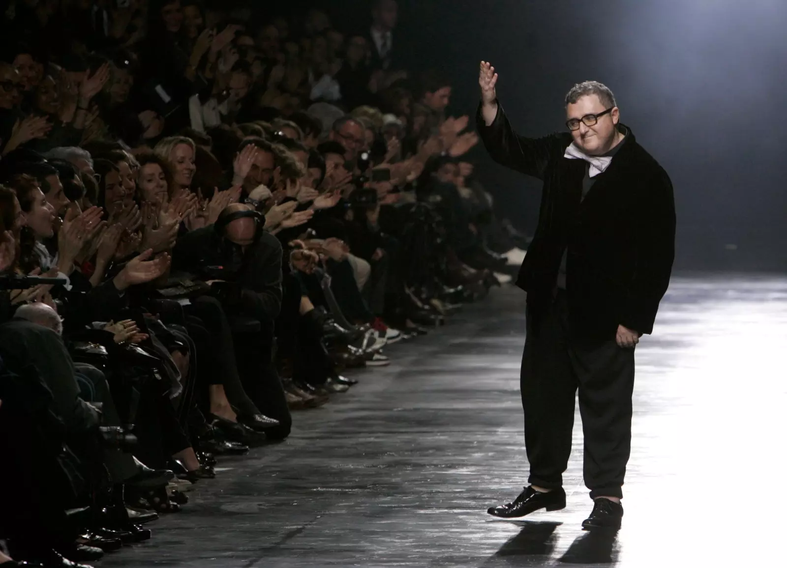 Alber Elbaz yn Wythnos Ffasiwn Paris 2008.