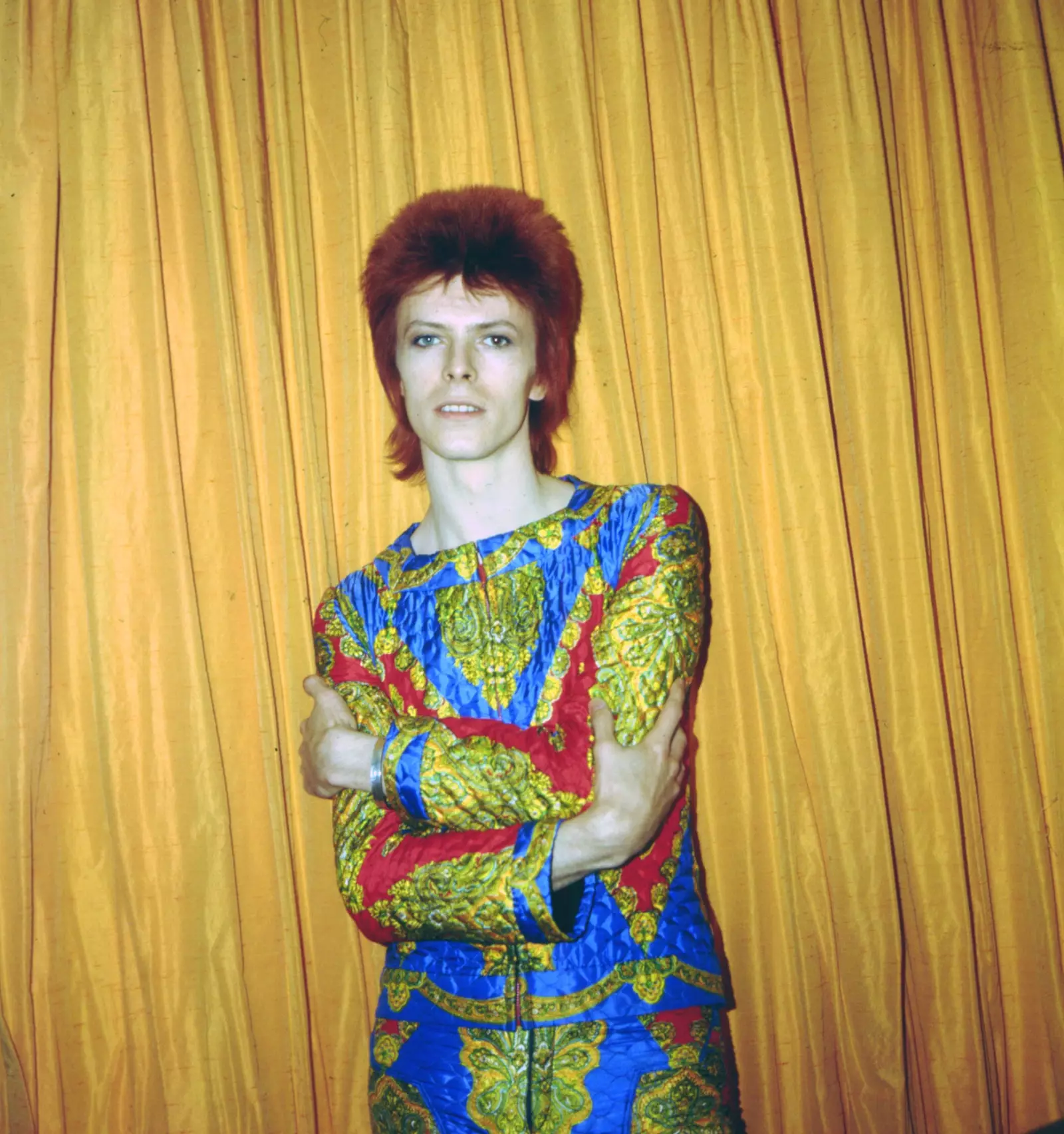 David Bowie pózuje jako „Ziggy Stardust“ v návrzích Kansaie Yamamota v hotelovém pokoji v roce 1973 v...