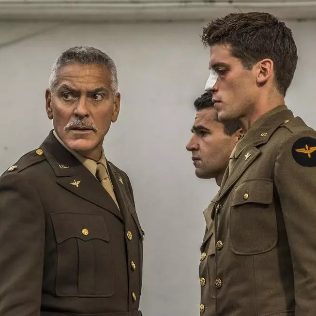 George Clooney Christopher Abbott at Pico Alexander sa 'Catch22'.