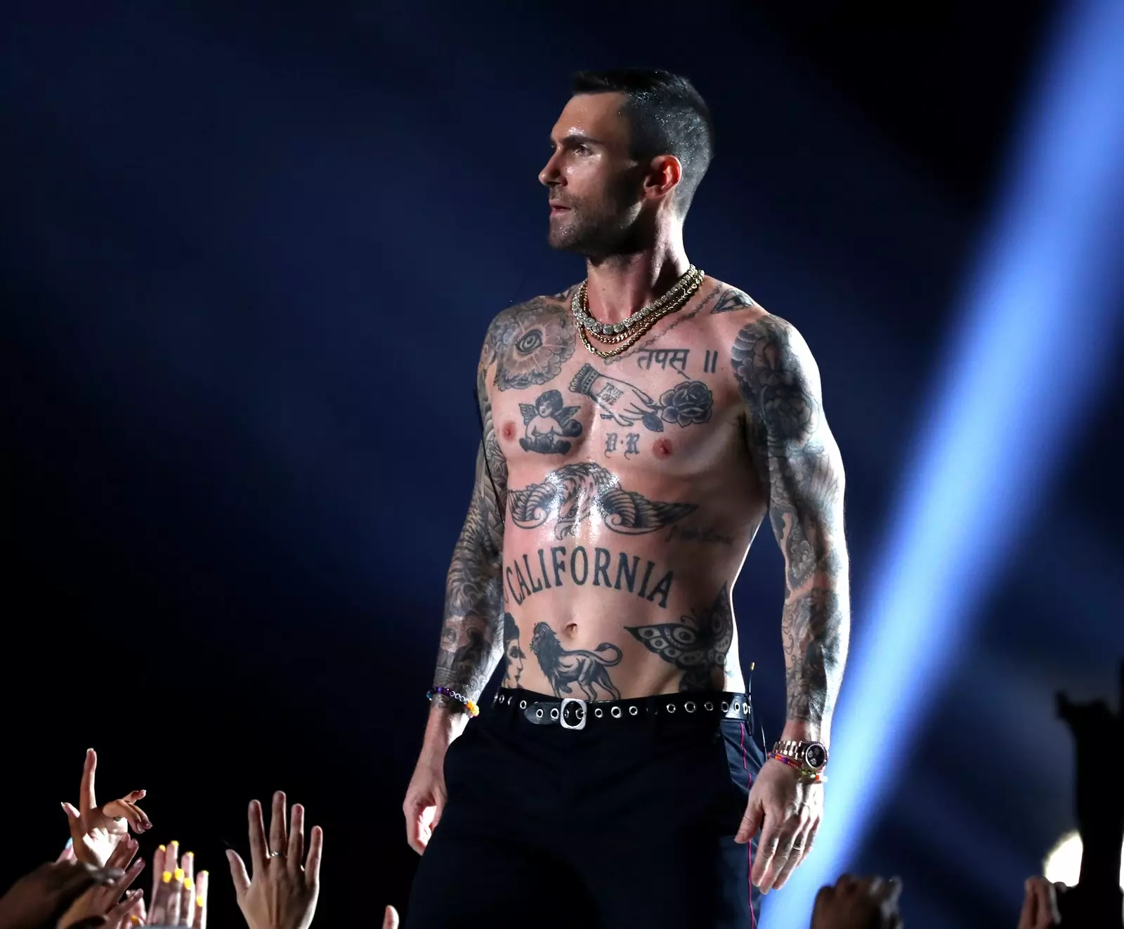 Adam Levine torse nu devient le mème du Super Bowl