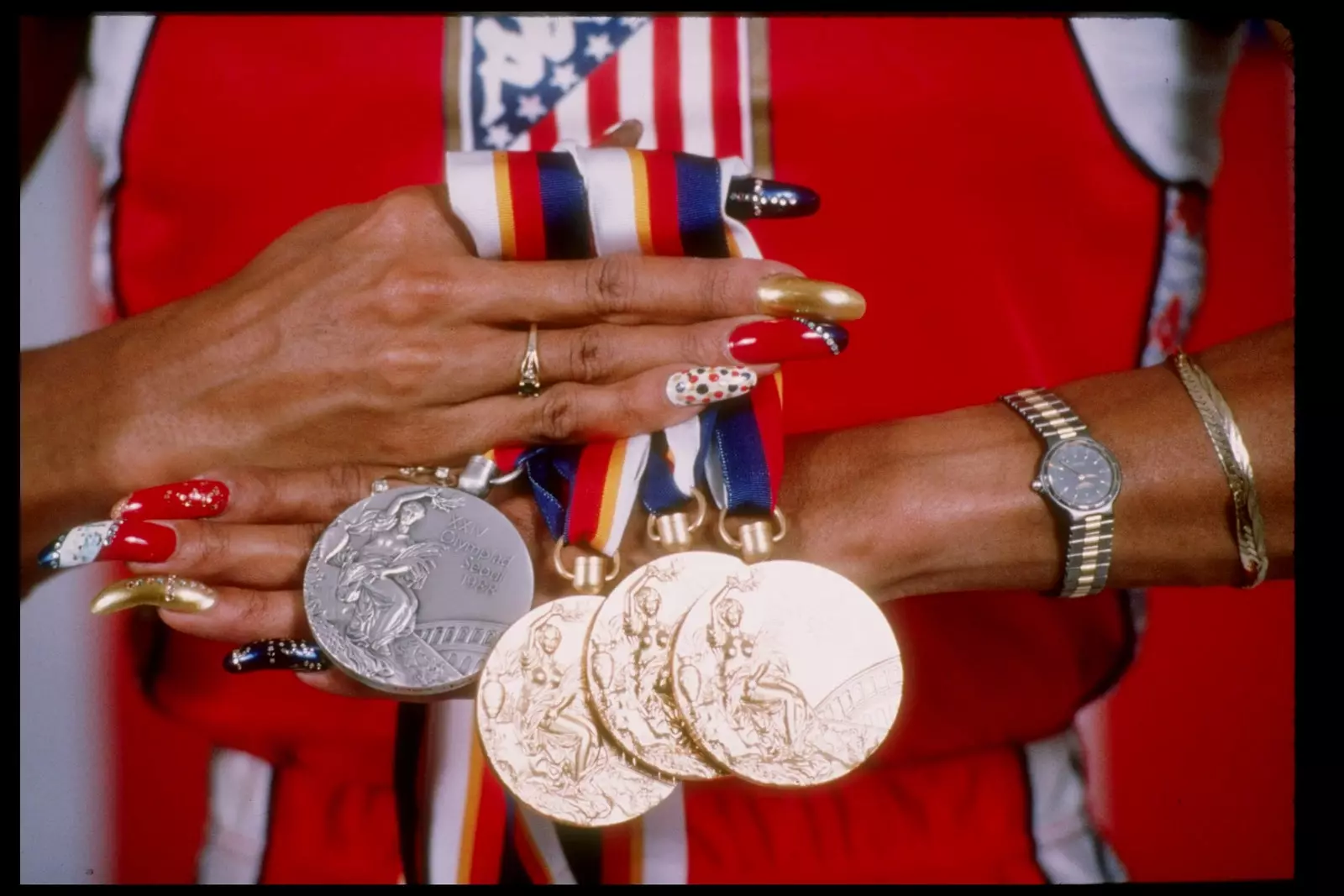 Флоренция Гриффит Сеул Олимпия уеннарында яулаган медальләре белән.