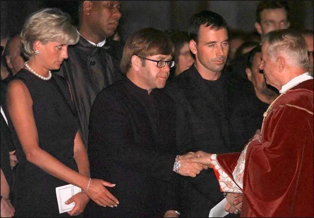 Elton John an Diana vu Wales beim Gianni Versace senger Begriefnes.