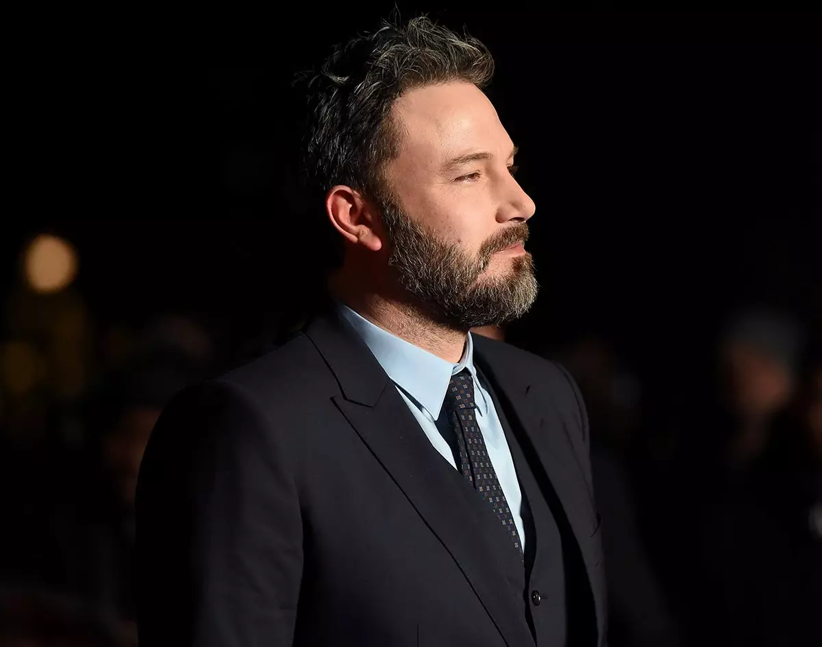 Ben Affleck yatekereje kuri premiere ya 'Live by Night'.